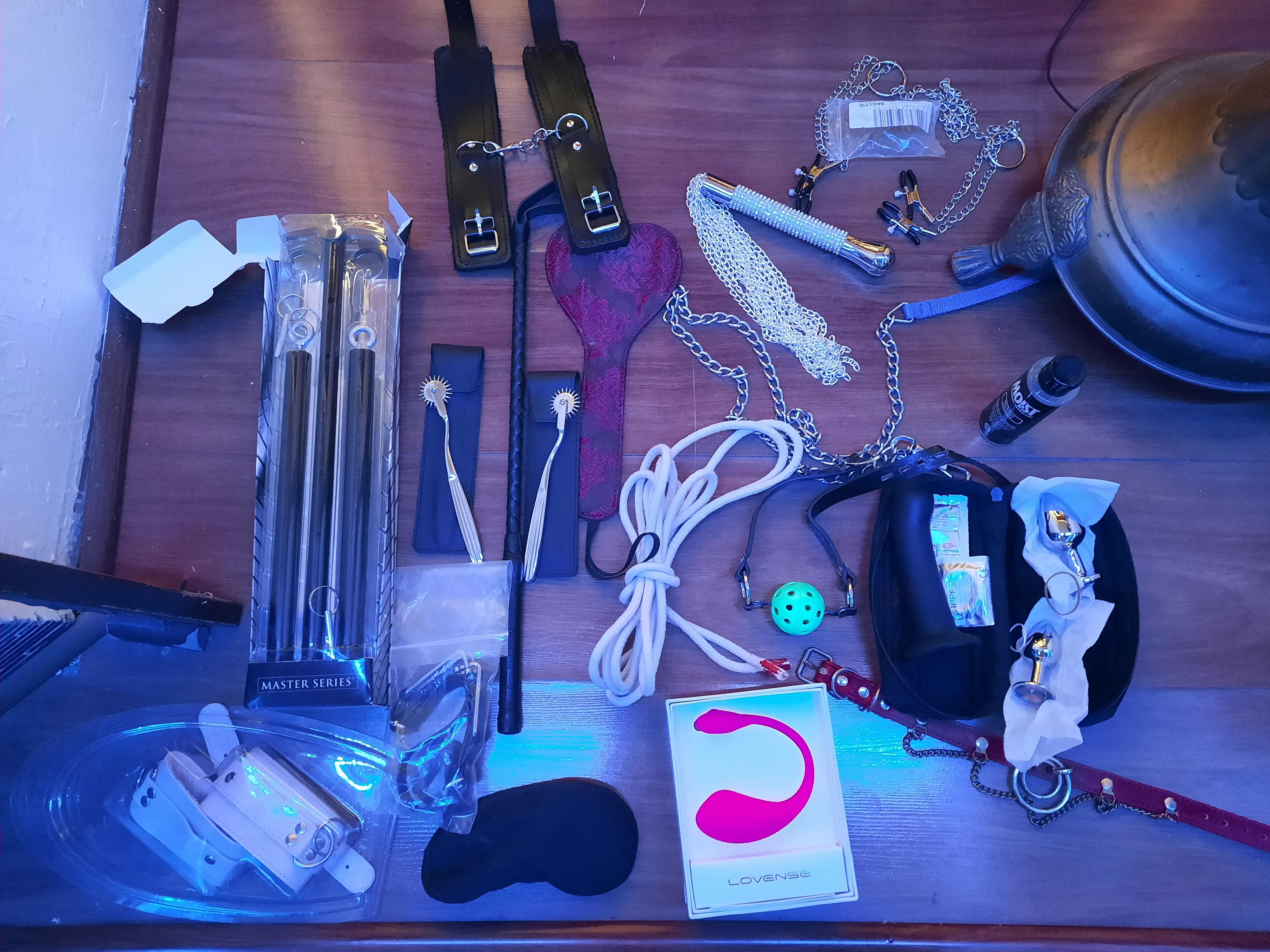 [M]e setting up, while she[f] gets ready | Scrolller