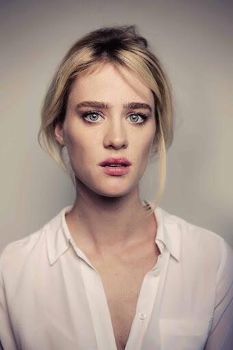 Mackenzie Davis Scrolller