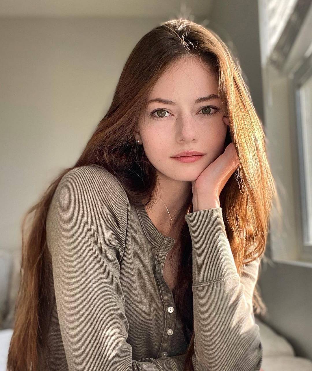 Mackenzie Foy Scrolller