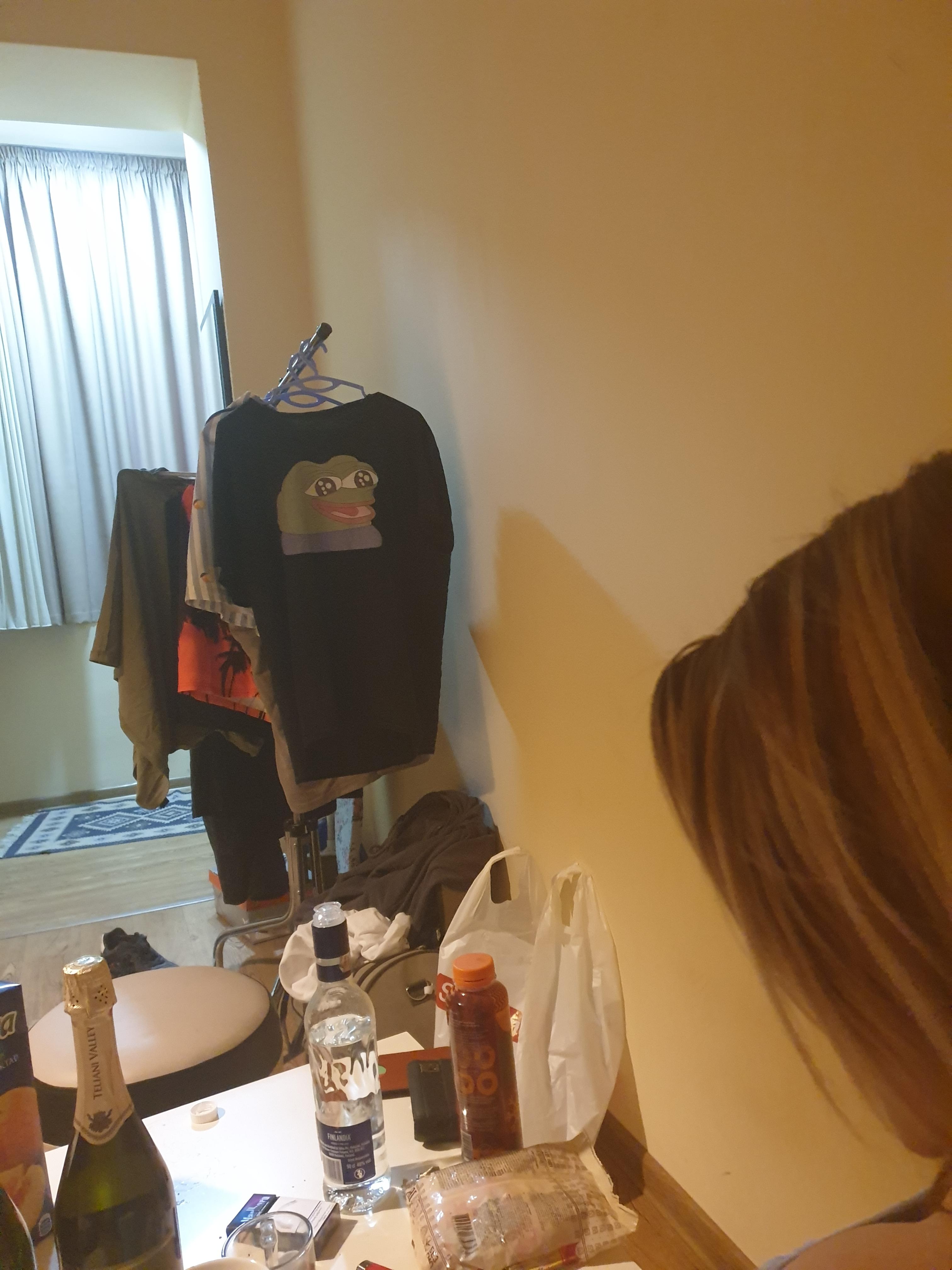 Made my tinder date stare at a peepo for 3 hours | Scrolller