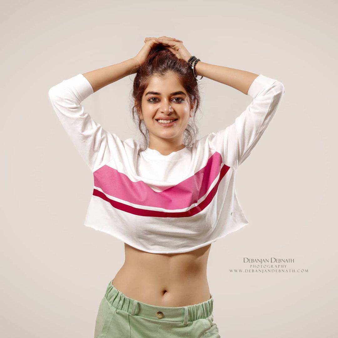 Madhumita sarcar cute navel in shorts | Scrolller