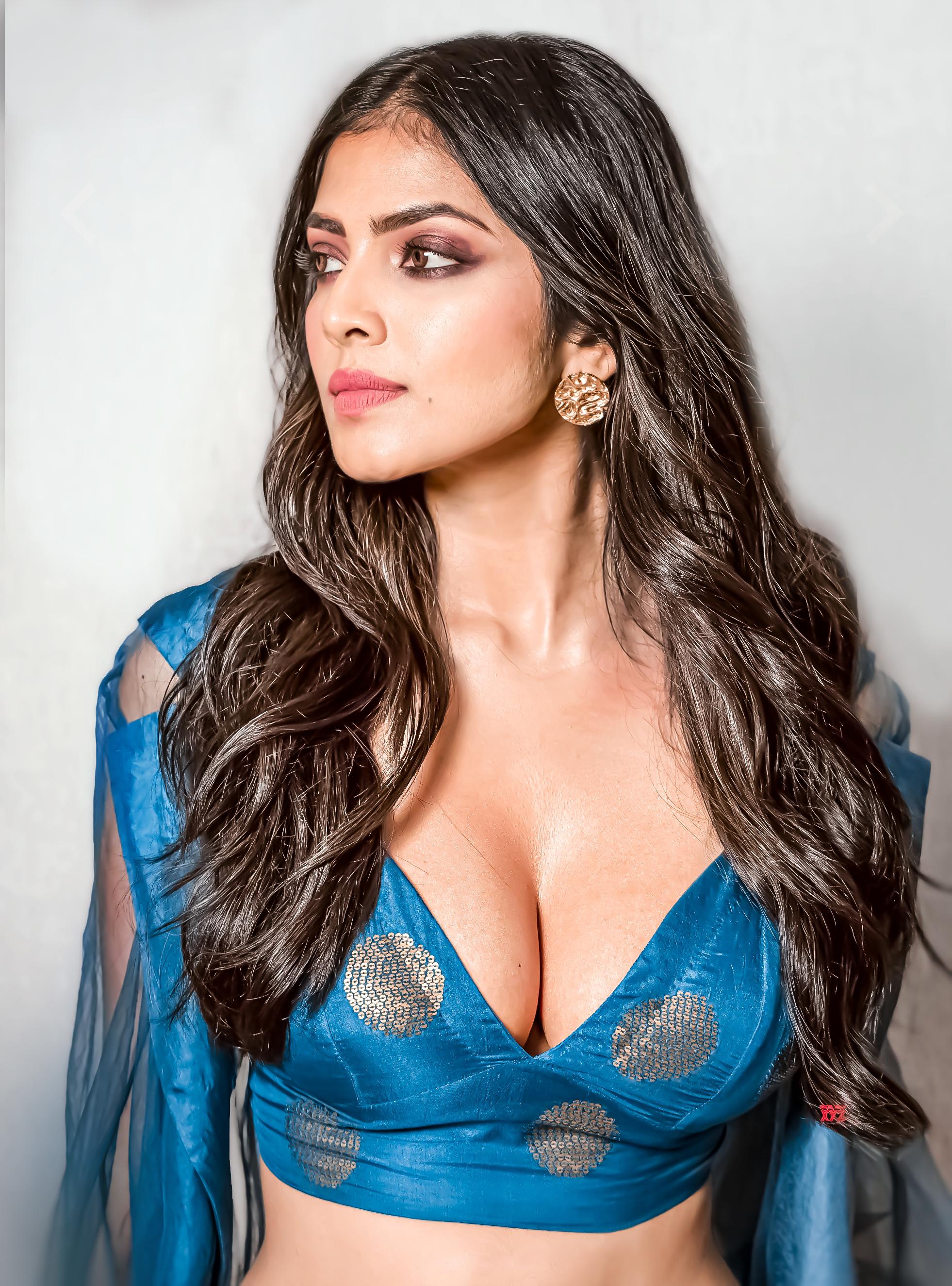 Malavika mohan | Scrolller