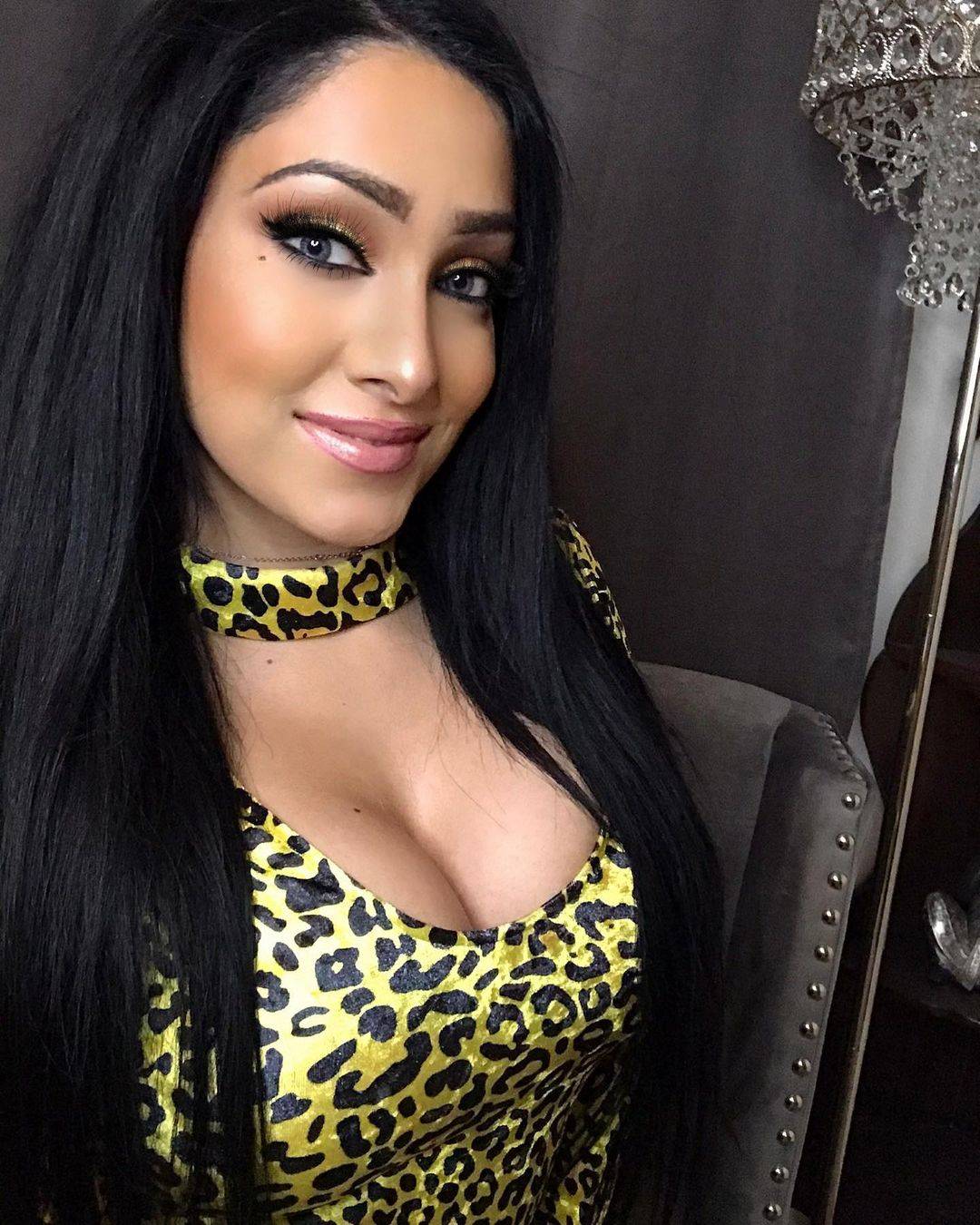 Mandy Leon | Scrolller