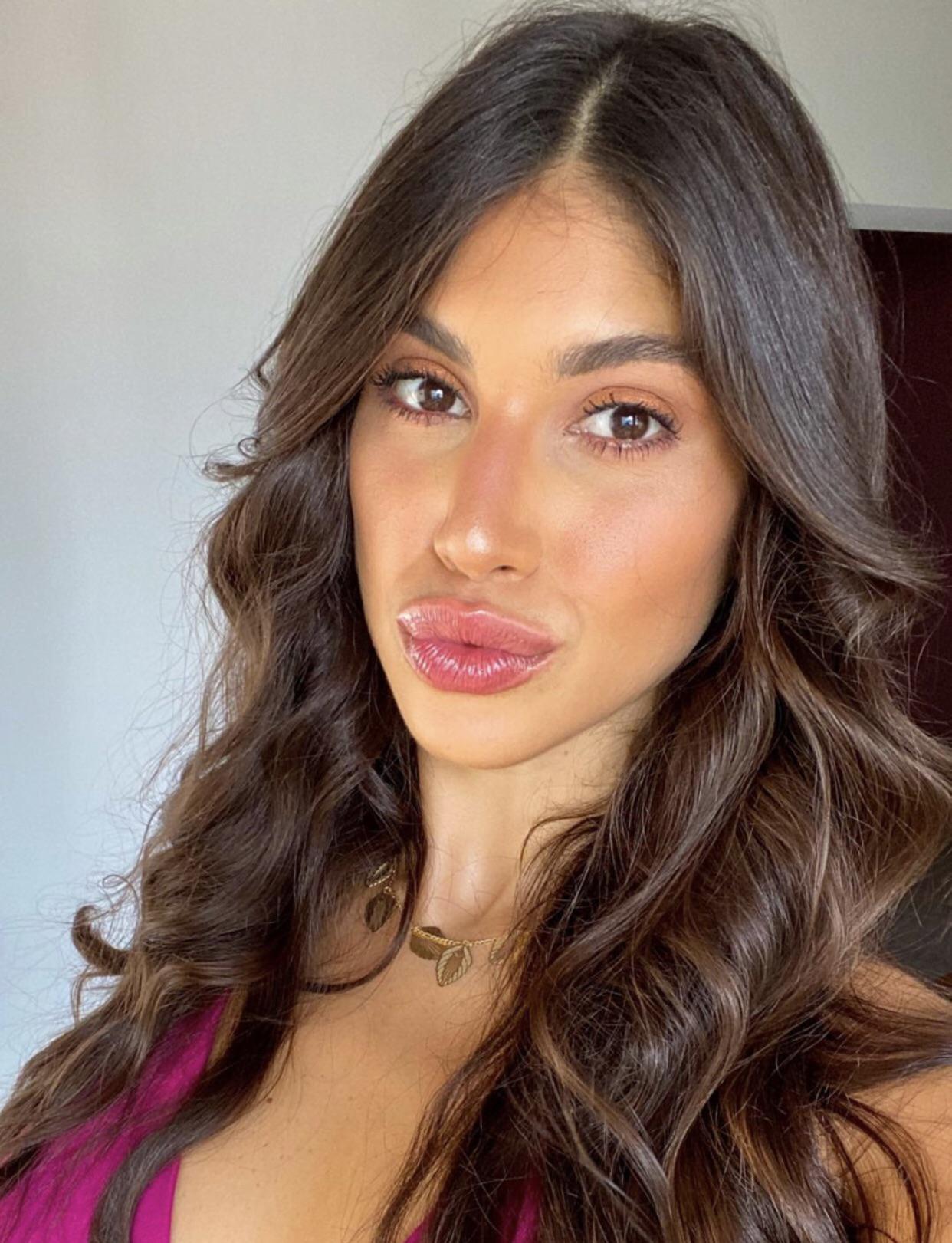 Mariana Velloso showing her perfect pout | Scrolller