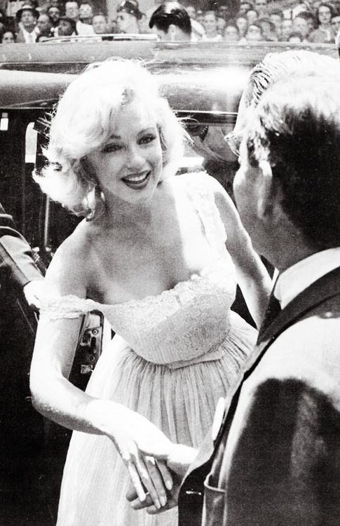 Marilyn at Rockefeller Center in 1957 | Scrolller