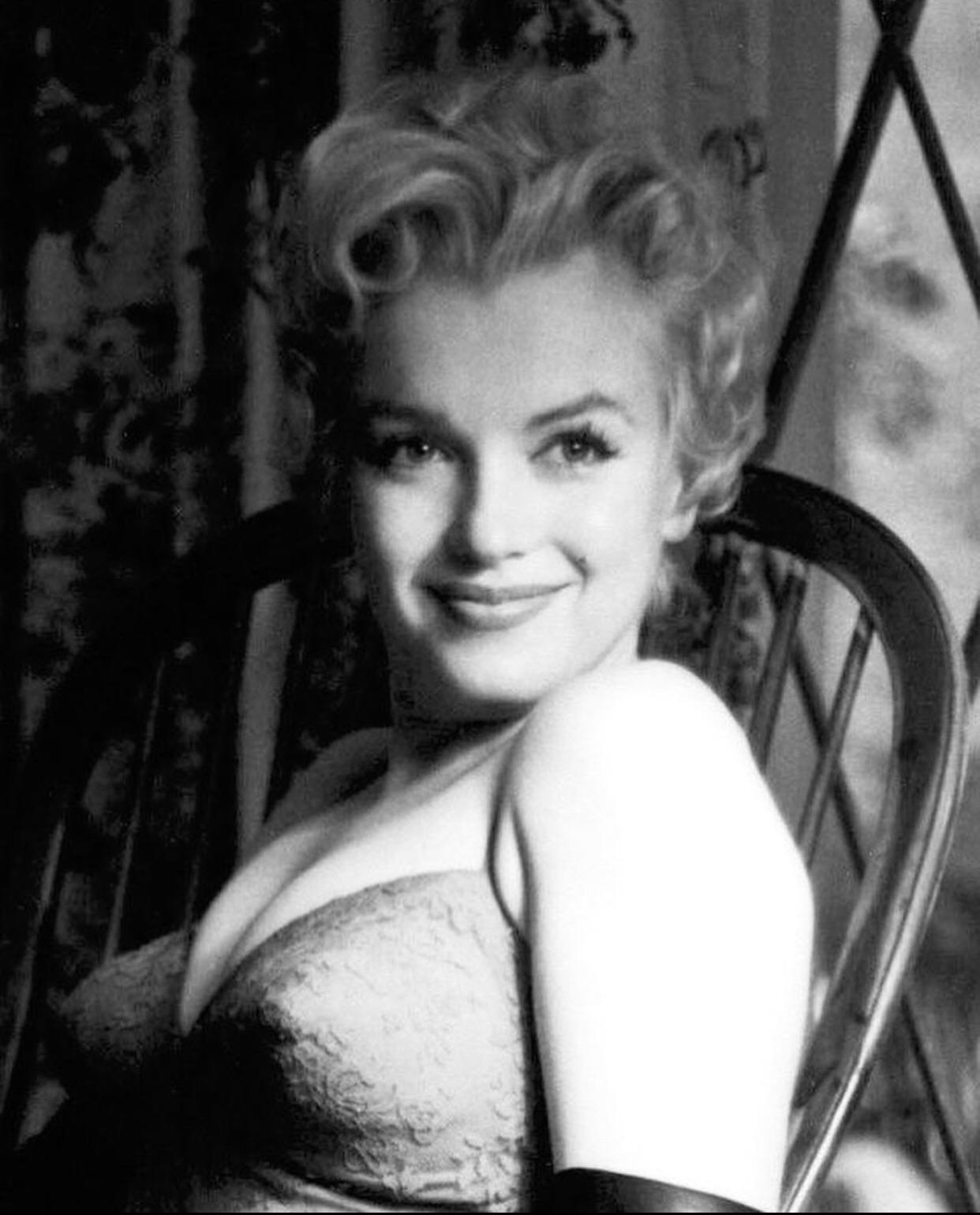 Marilyn Monroe and her soft tits🤤 | Scrolller