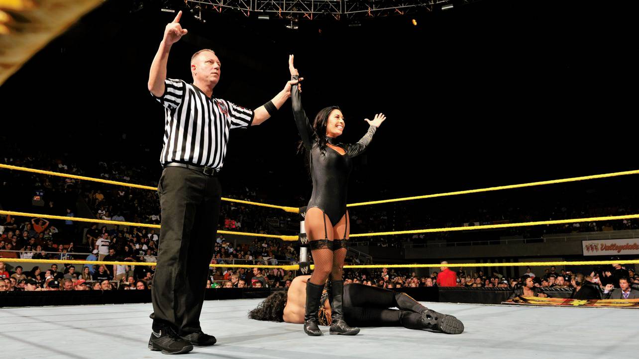 Maxine standing tall over Tamina | Scrolller