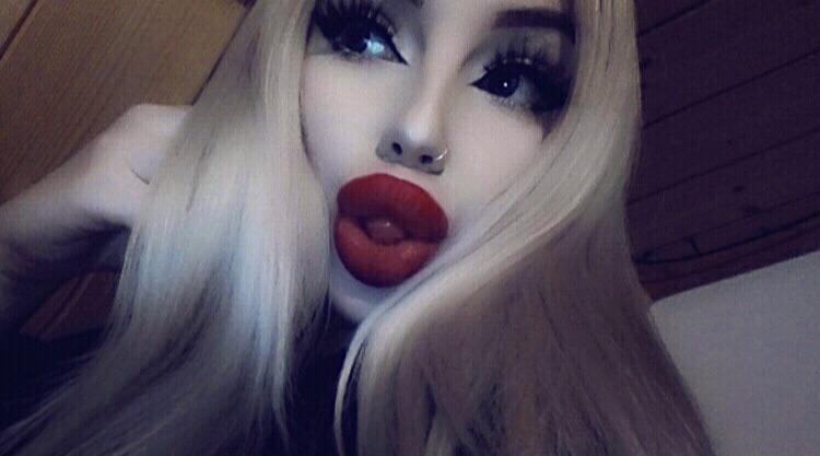 me and my red juicy lips😈💋 | Scrolller