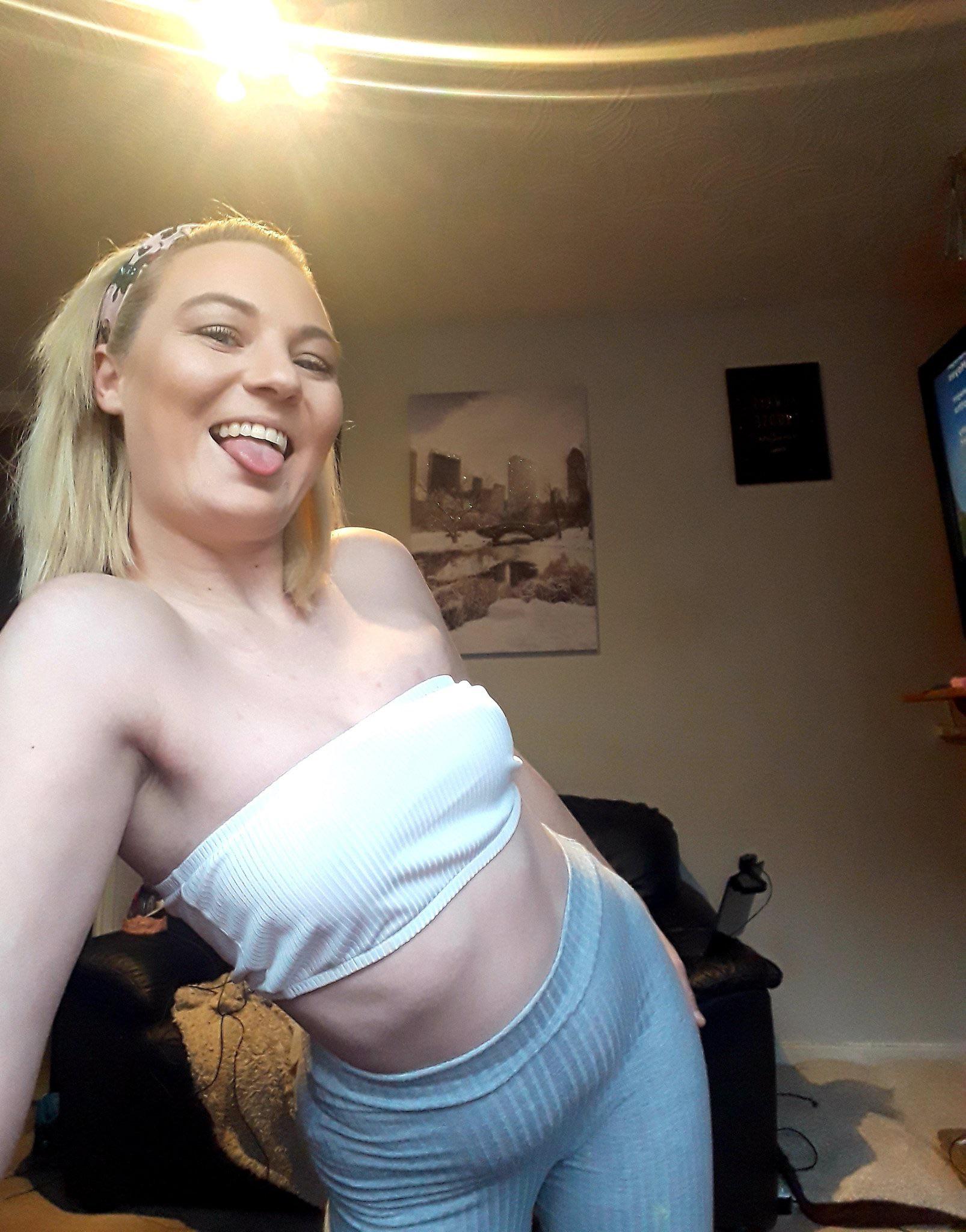 Me minus the clothes live on cam 😈😈 Going by Little_dreamer_xxx | Scrolller