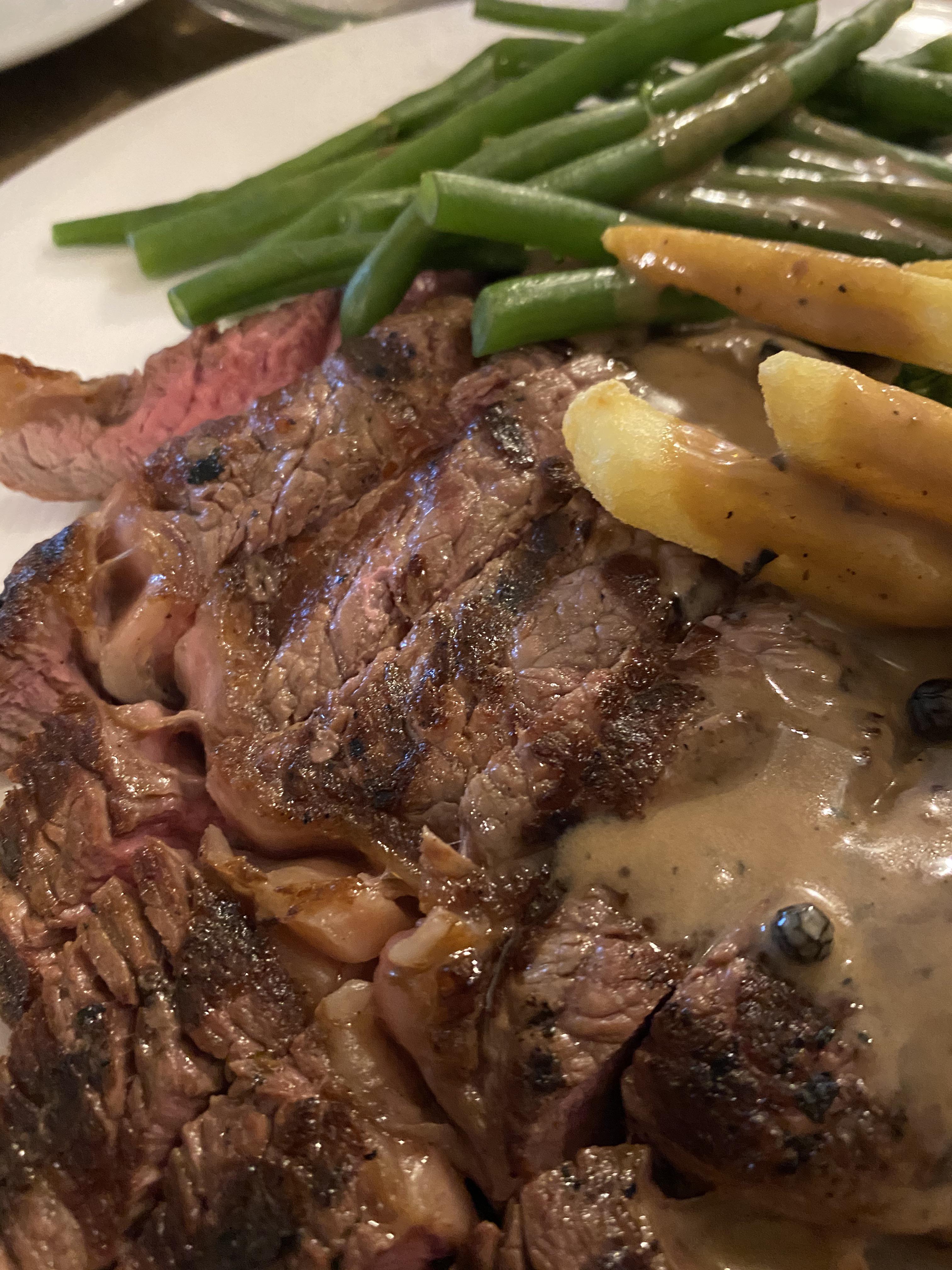 Medium Ribeye, fries, french beans and pepper sauce at my favourite pub a couple days ago [OC ...