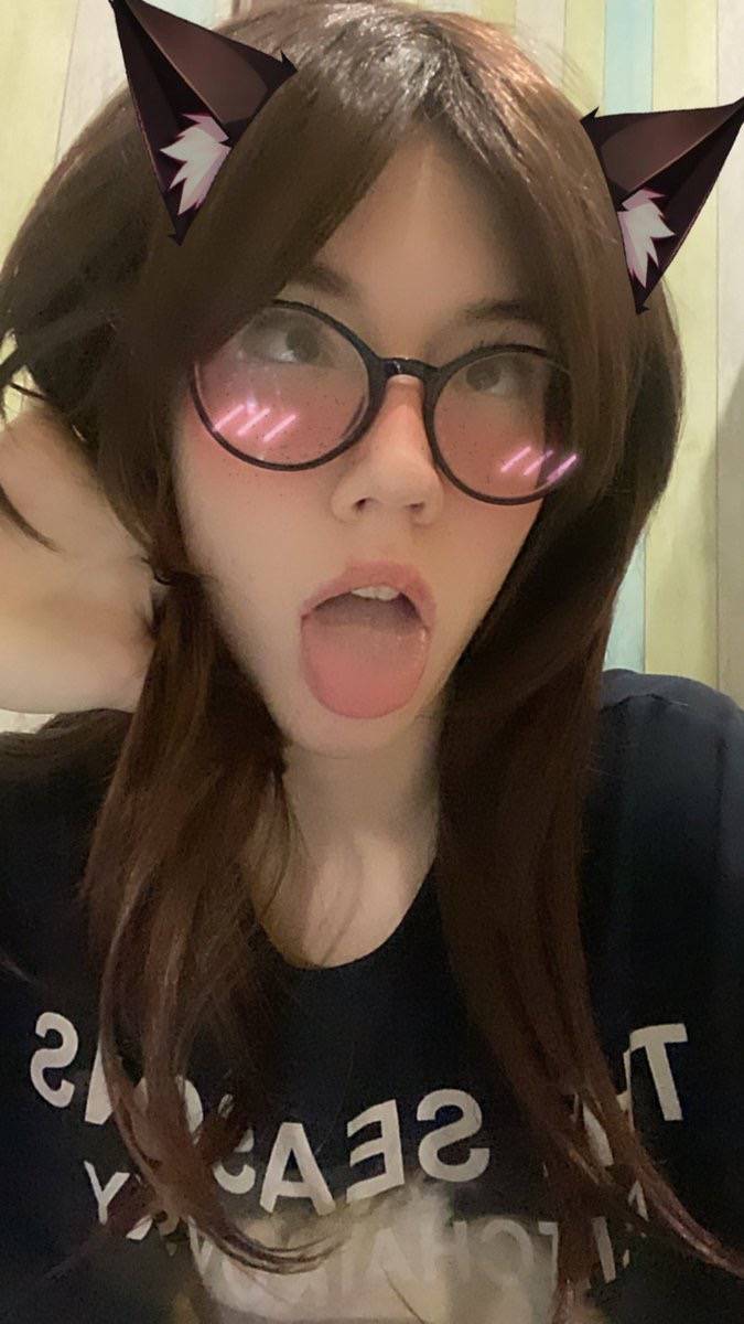 Megane koneko Chan | Scrolller