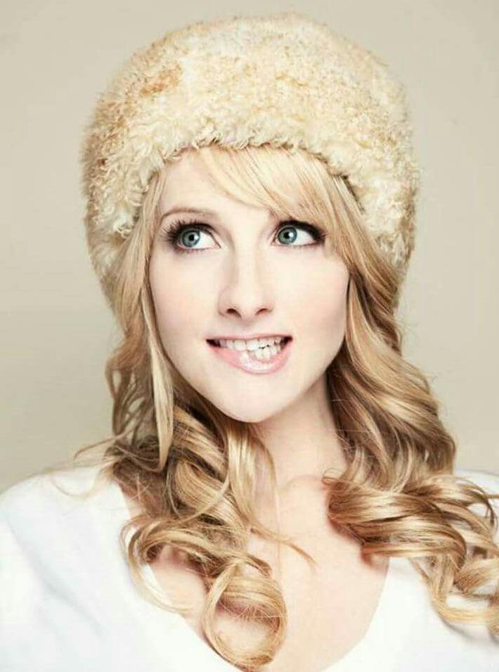 Melissa Rauch Scrolller