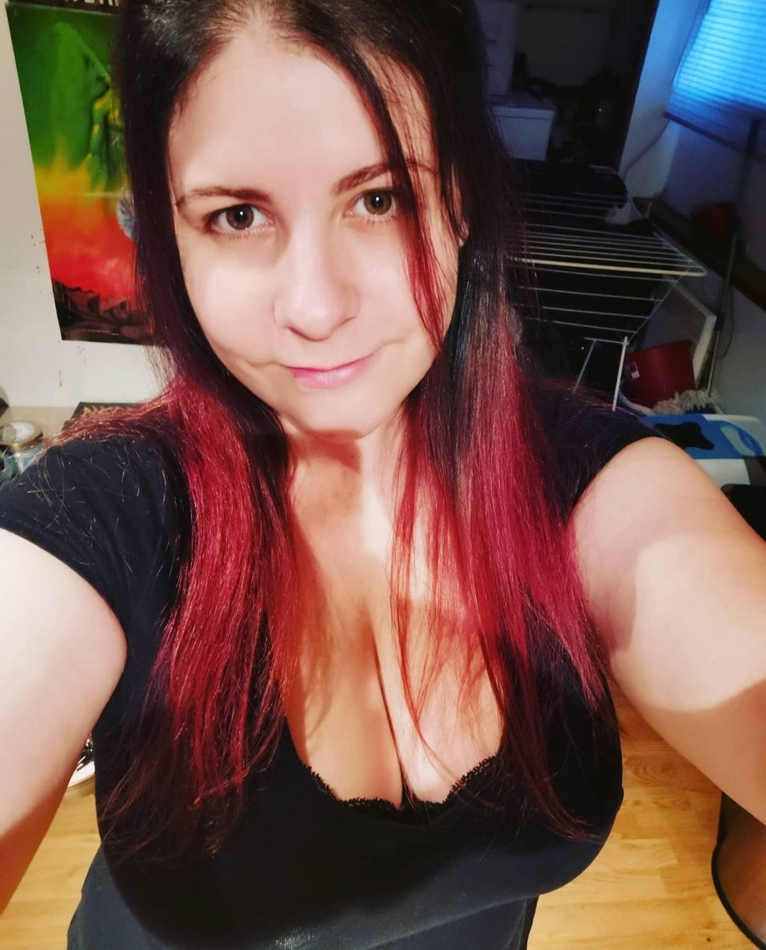 Melissa's massive H cups barely fit in her own selfie | Scrolller