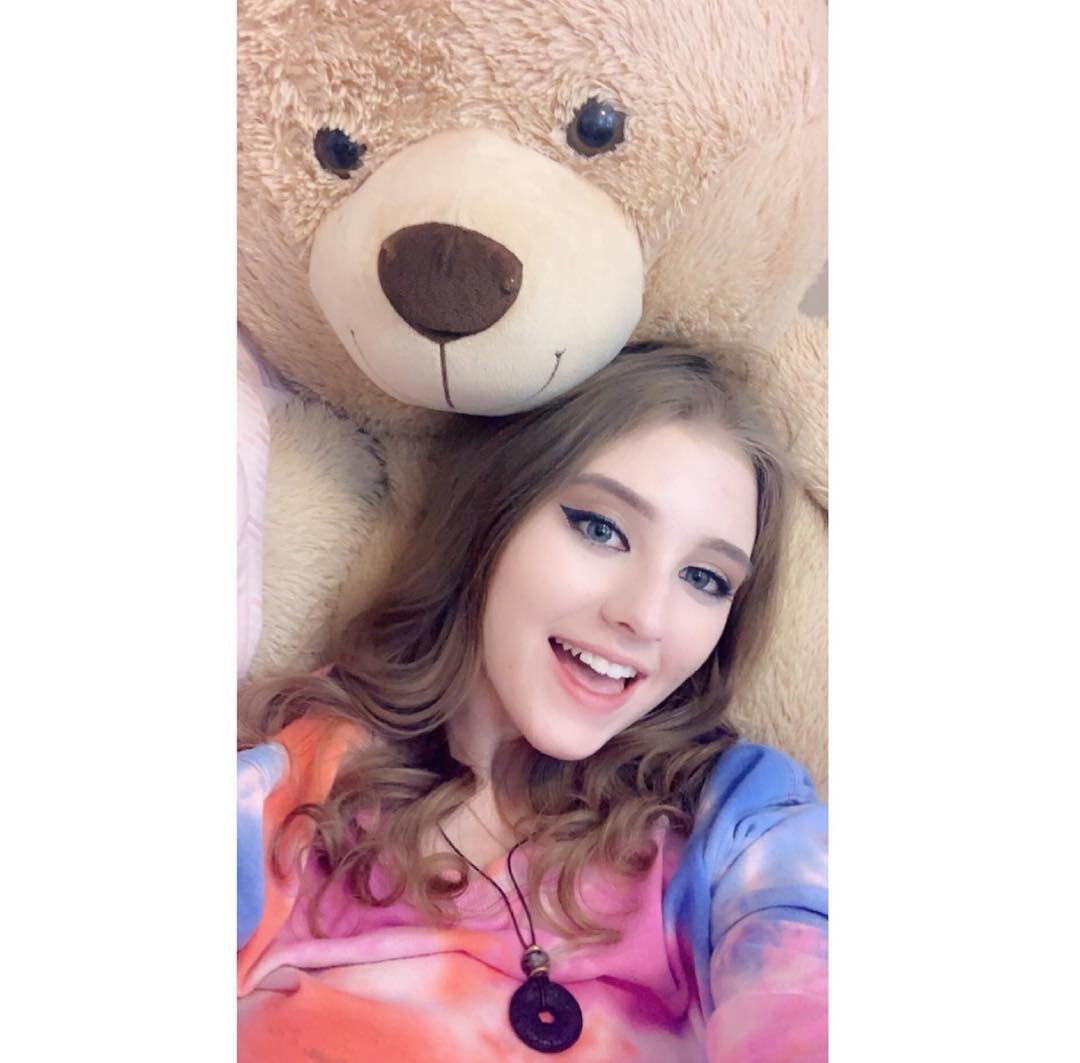 Melody Marks & teddy bear | Scrolller