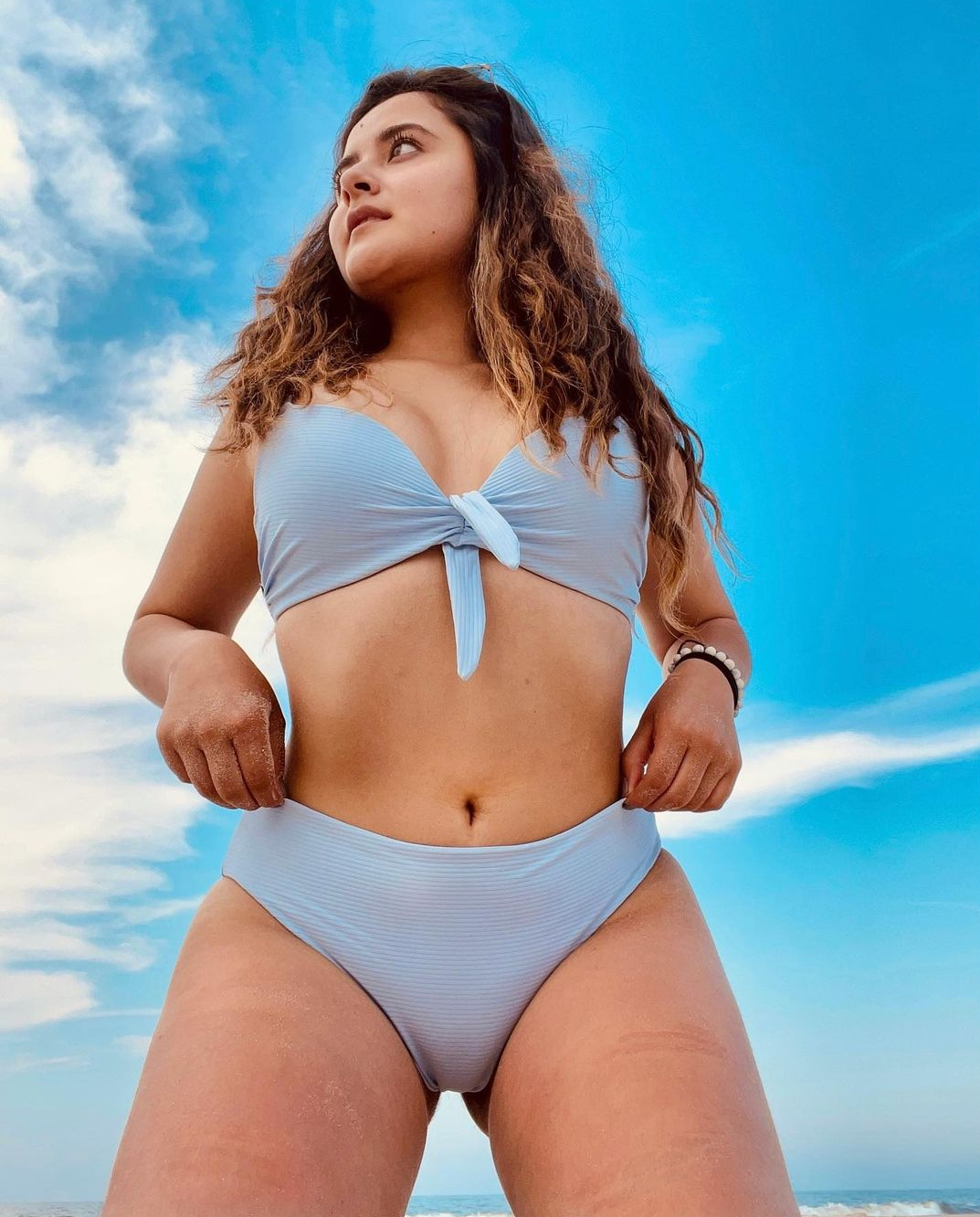 Mi prima en terno de baño. | Scrolller