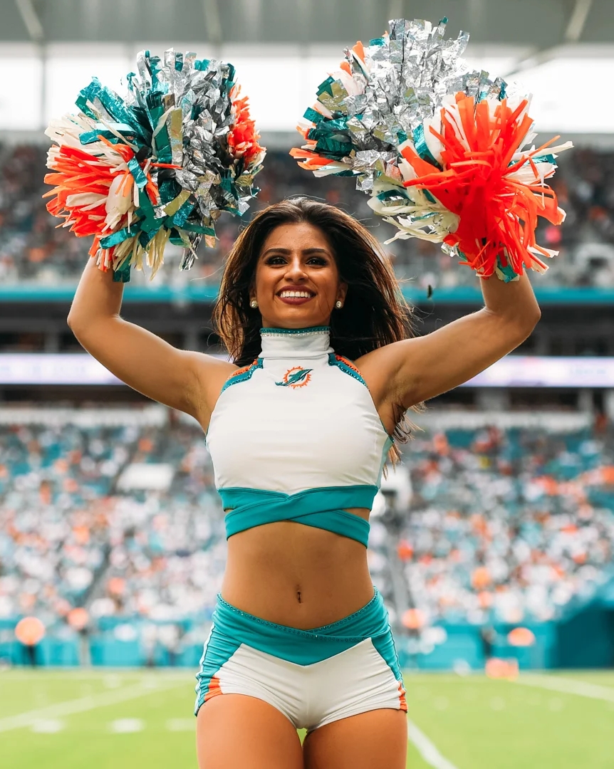 Miami Dolphins cheerleader | Scrolller