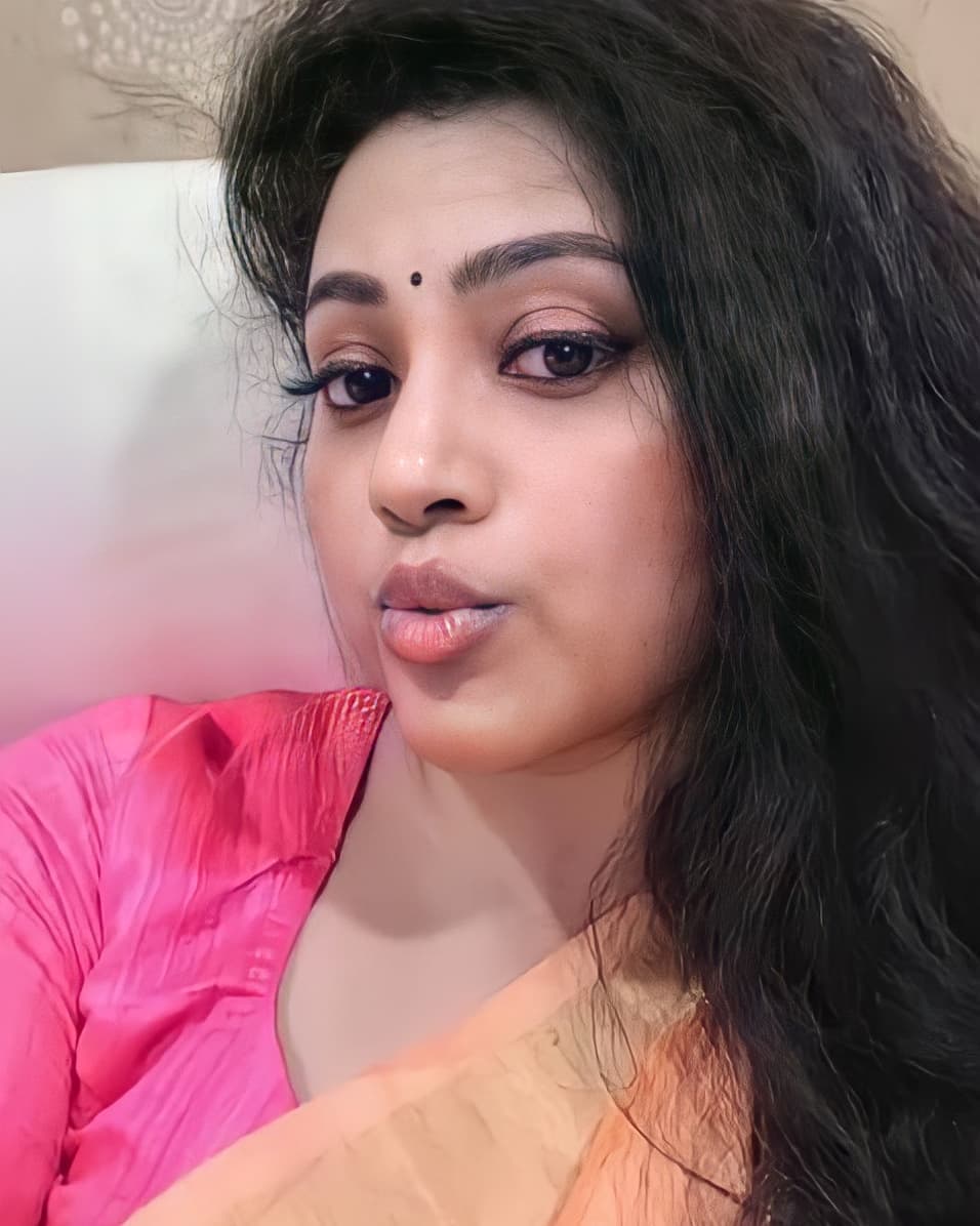 MILF Meena- Kissy face | Scrolller