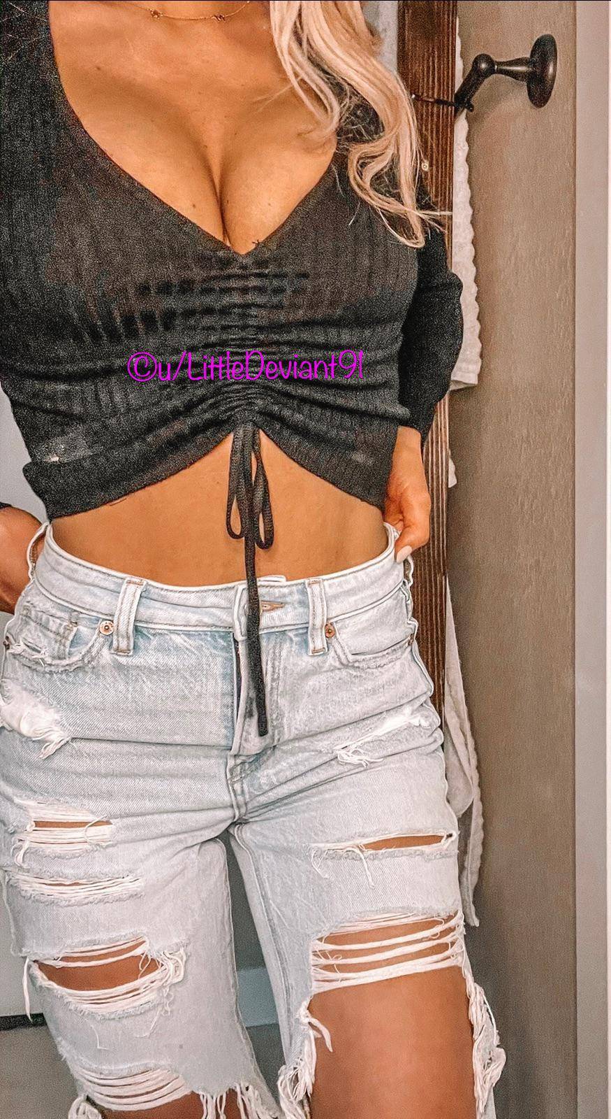 Milf with no bra and ripped jeans... how do I look? 💋 | Scrolller