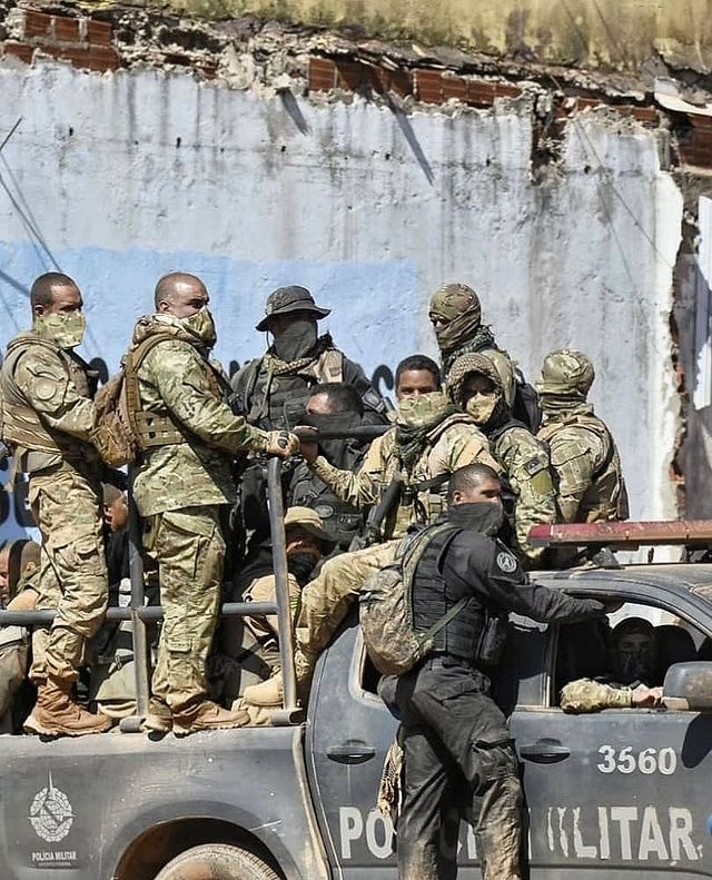 Military Police BOPE-DF and BOPE-GO Operators during the hunt for a serial killer [640x791 ...