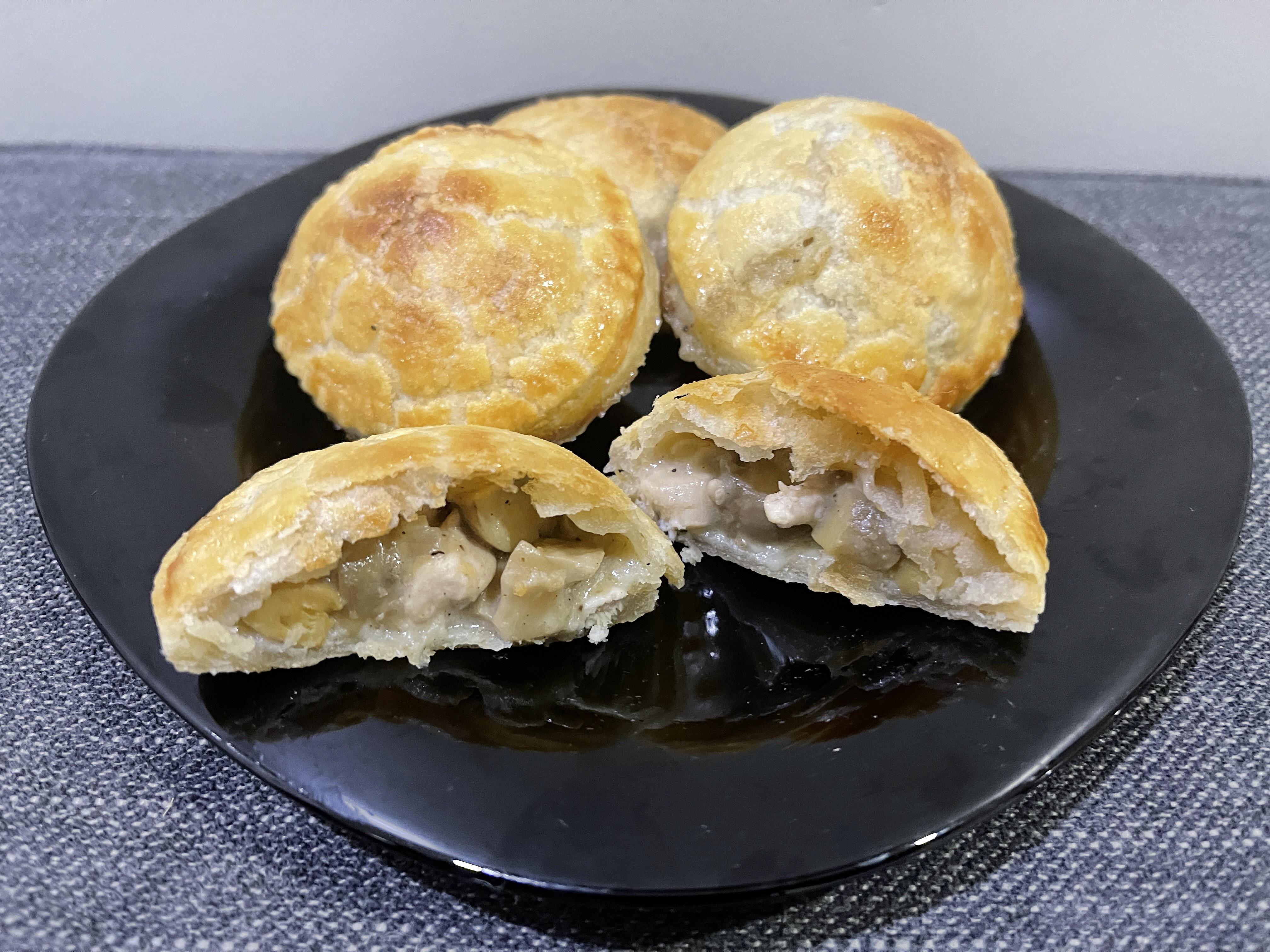 Mini chicken and mushroom pies | Scrolller