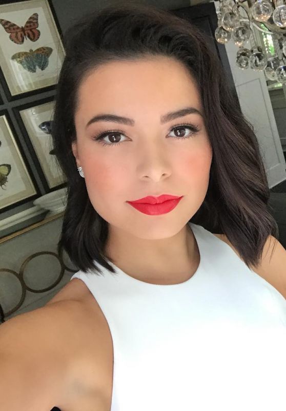 Miranda Cosgrove - bright red lipstick | Scrolller