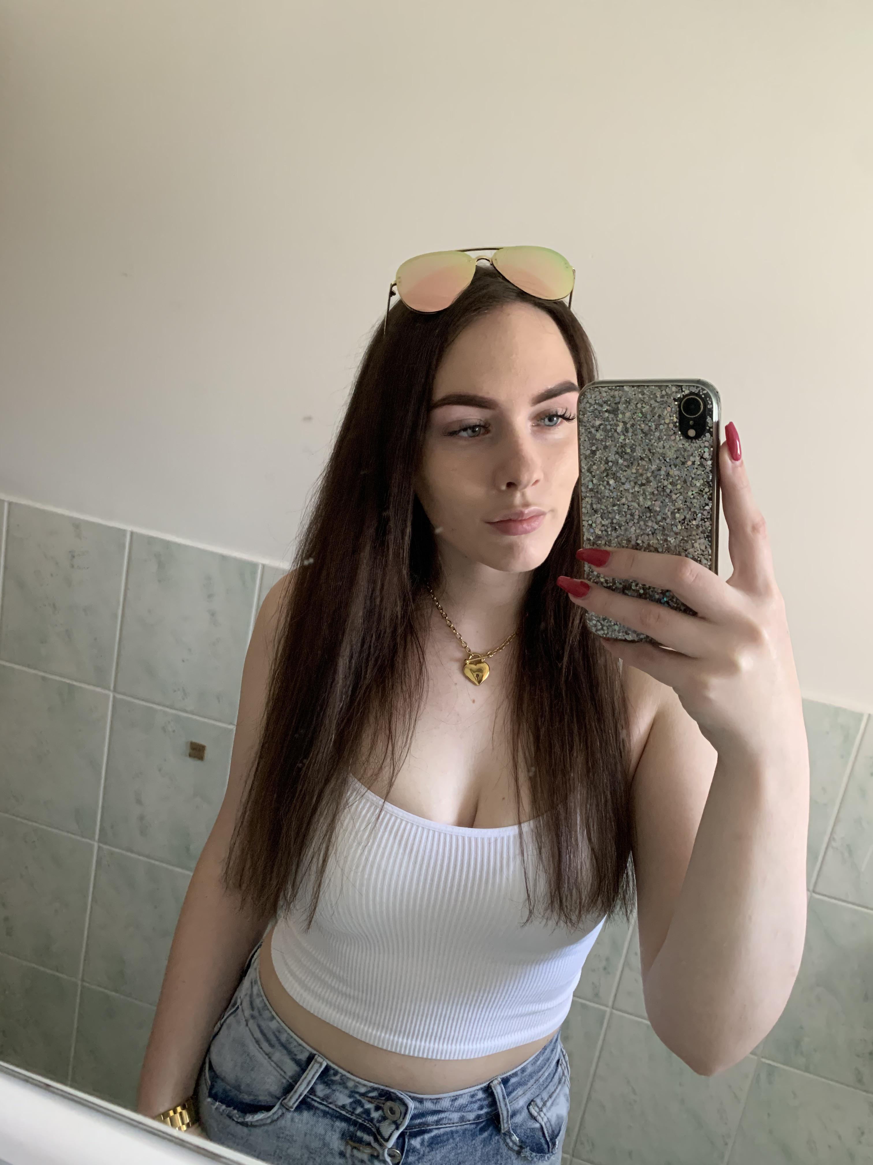 Mirror selfie (23F) | Scrolller