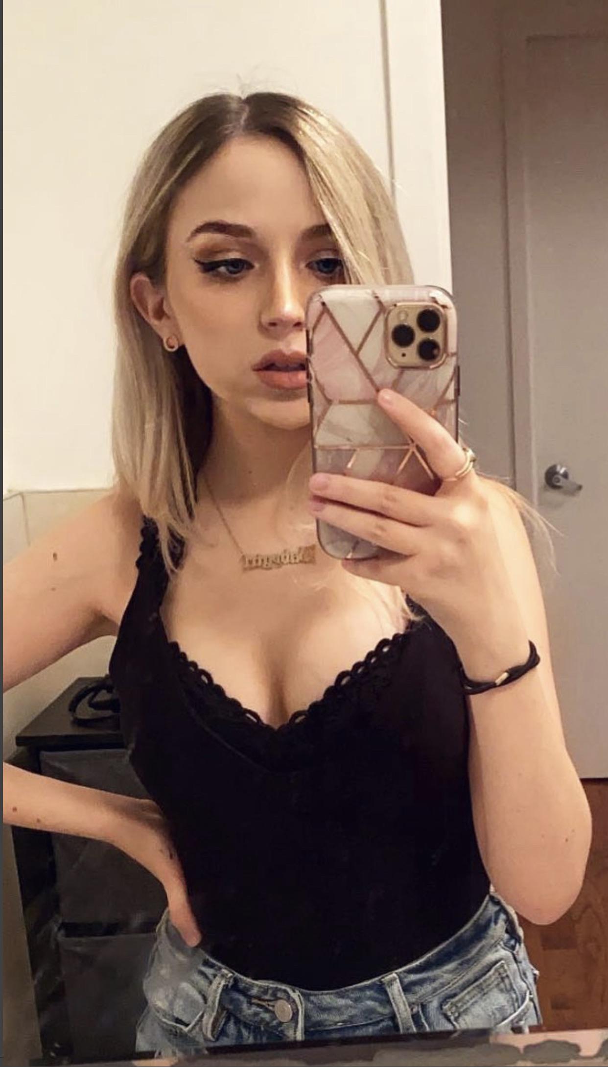 Mirror selfie with cleave | Scrolller