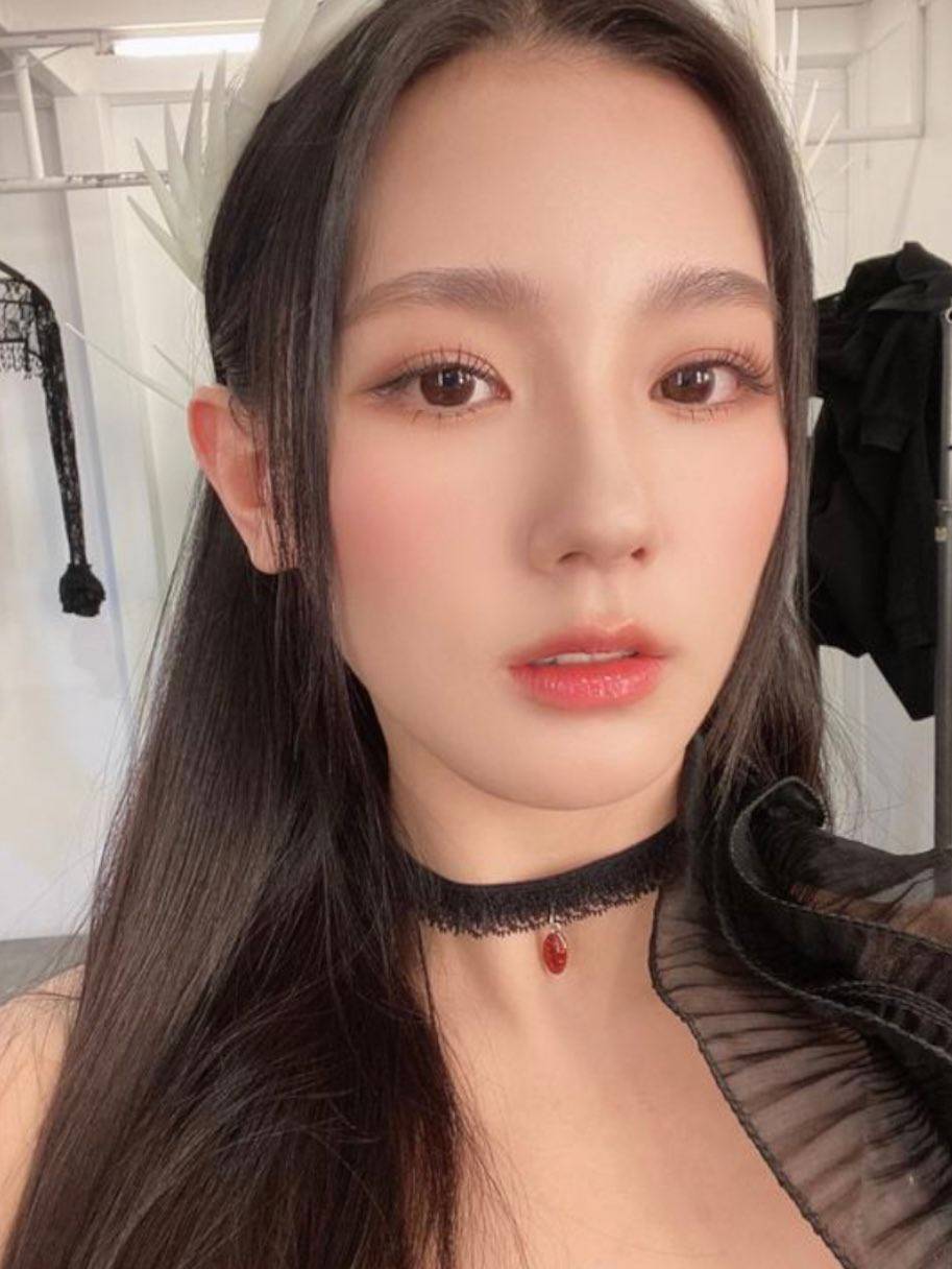 Miyeon 🧝‍♀️ | Scrolller