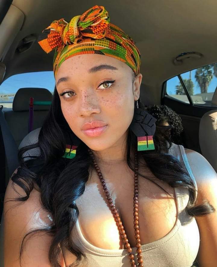 Model: Lorraine Ward | Scrolller