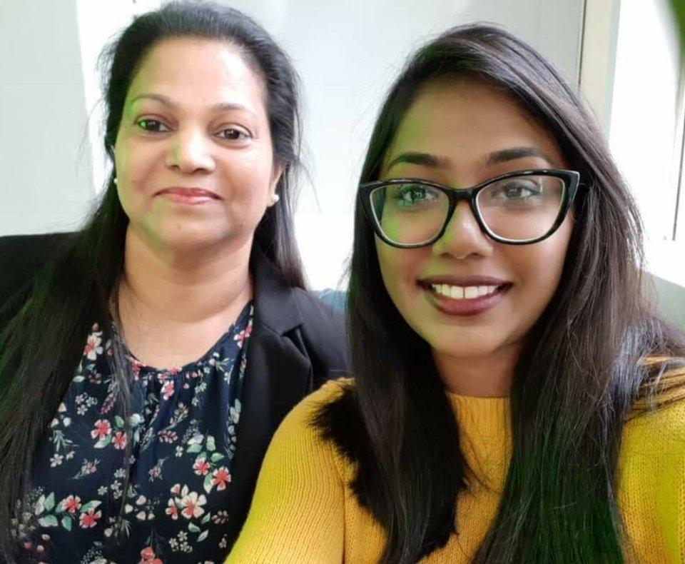 Mom And Daughter Scrolller