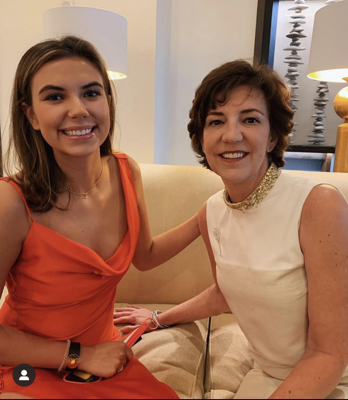 Mom or daughter? | Scrolller