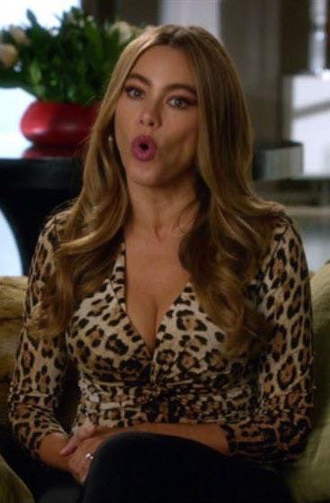 Mommy Sofia vergara doing her best blow up doll impression infront of a bunch of horny strangers ...