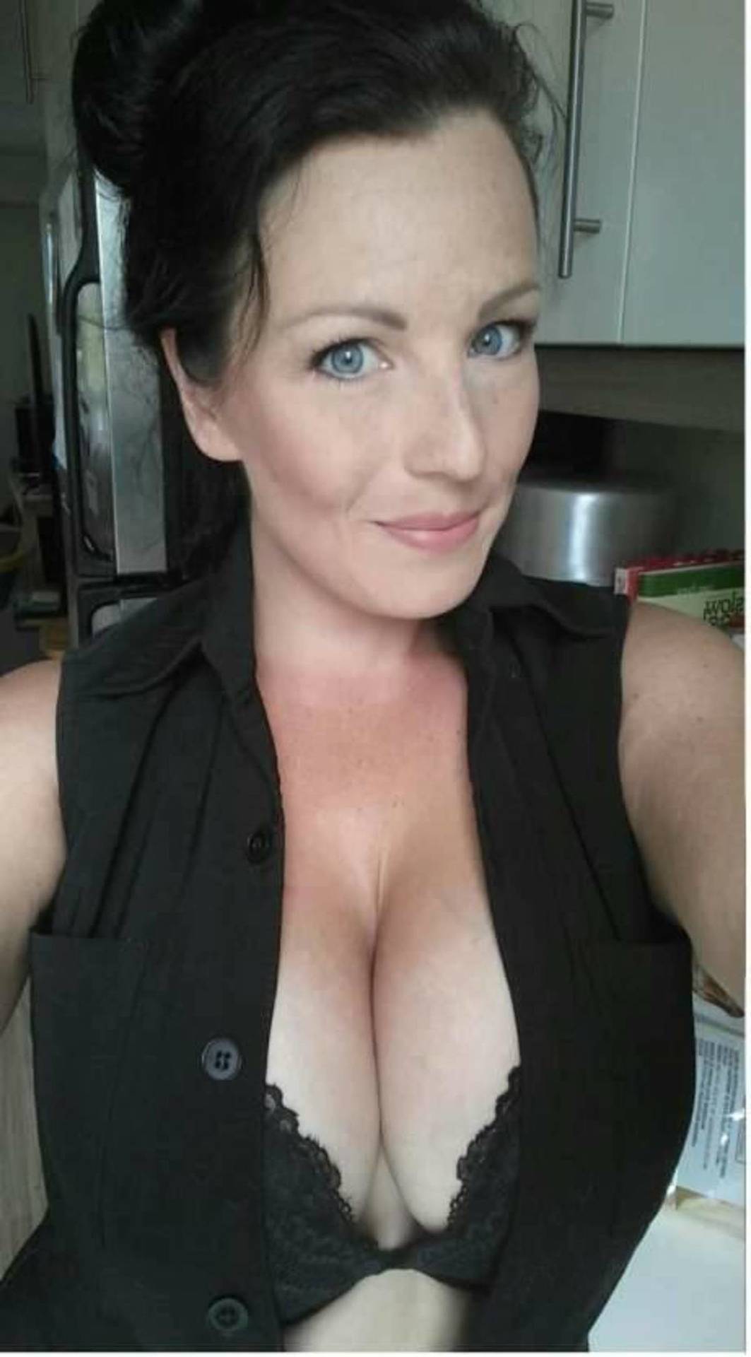 mom's black bra and cleavage | Scrolller