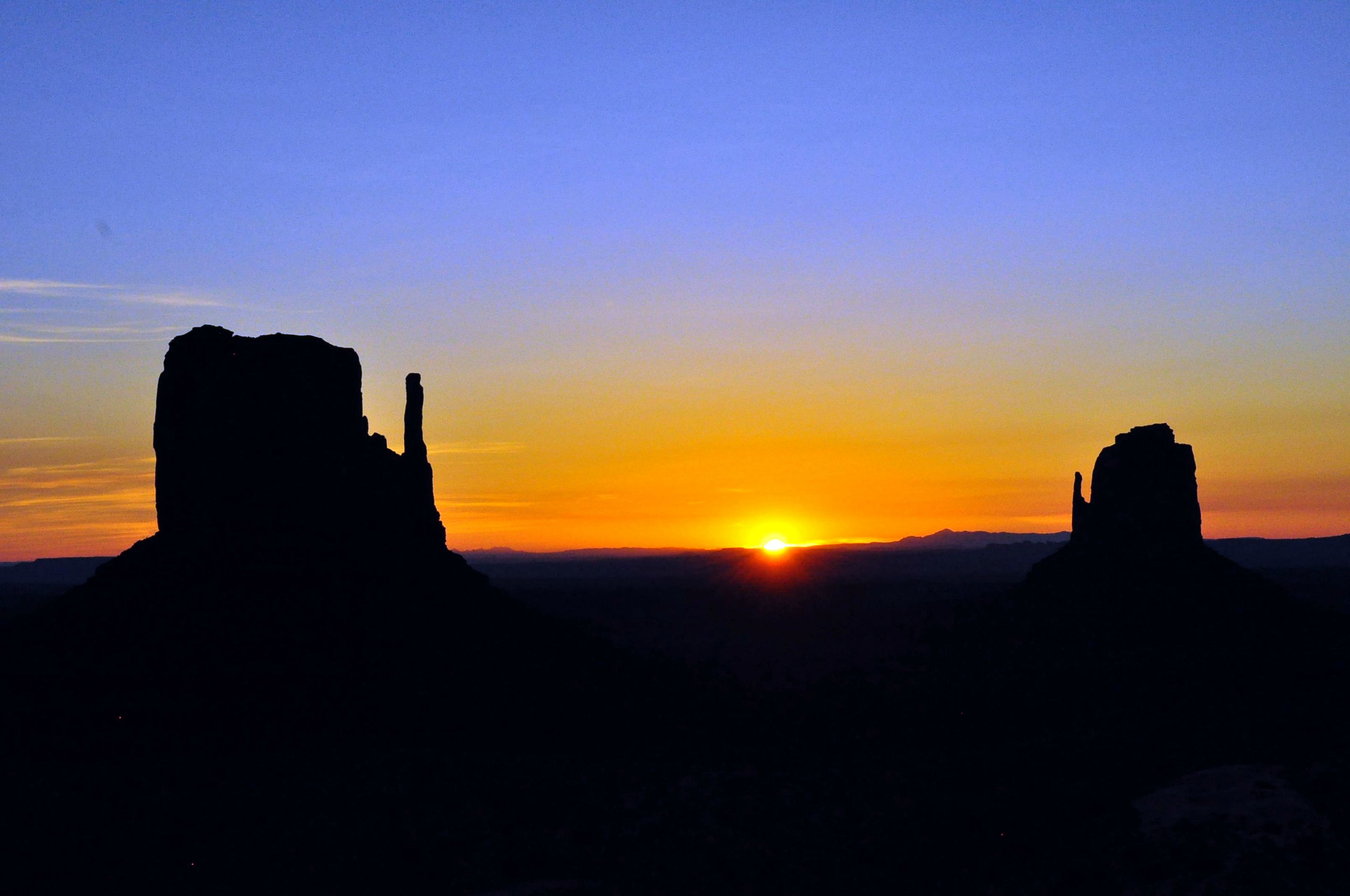 Monument Valley sunrise [3216x2136] [OC] | Scrolller