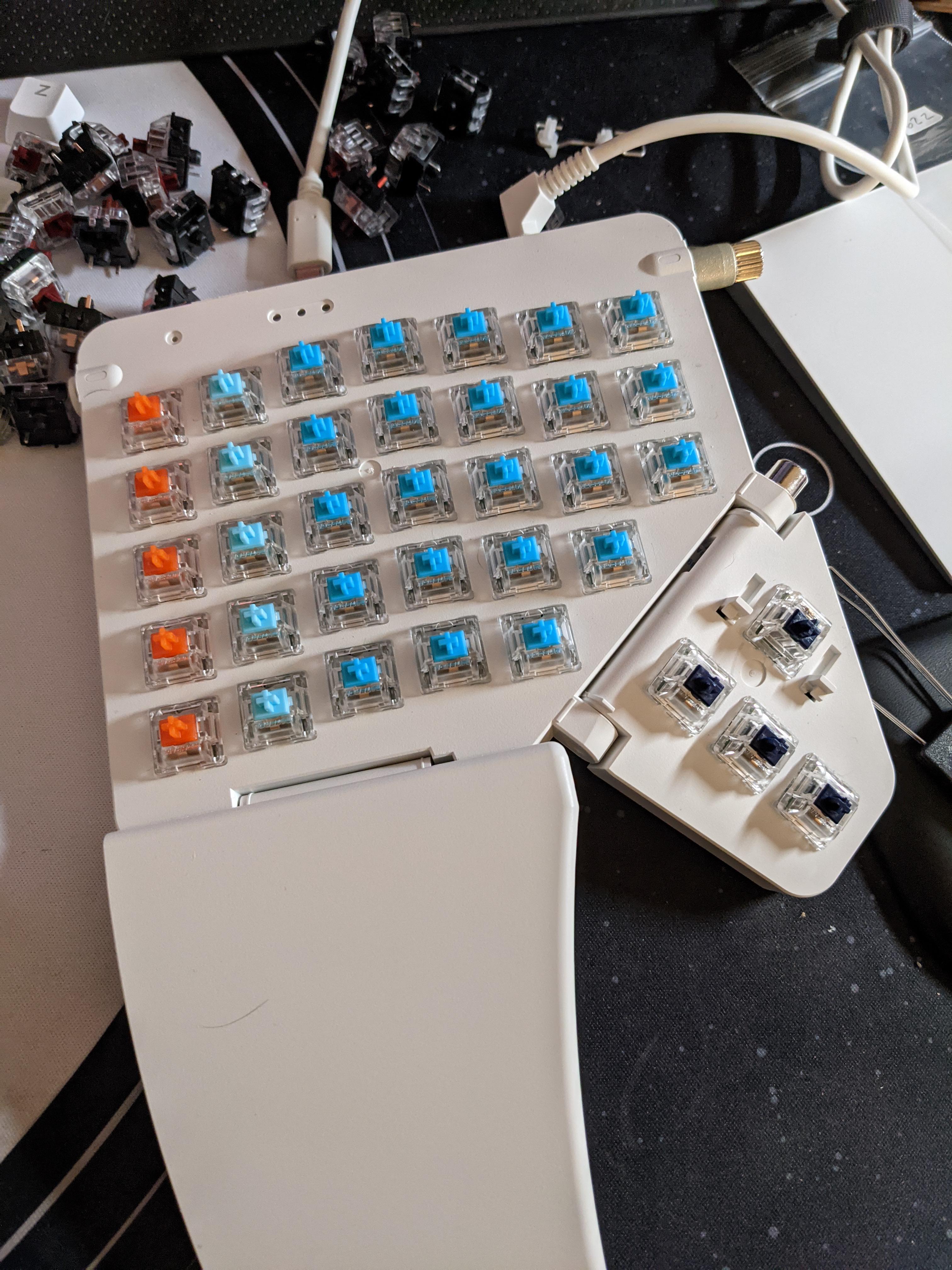 Moonlander with Zeal switches | Scrolller