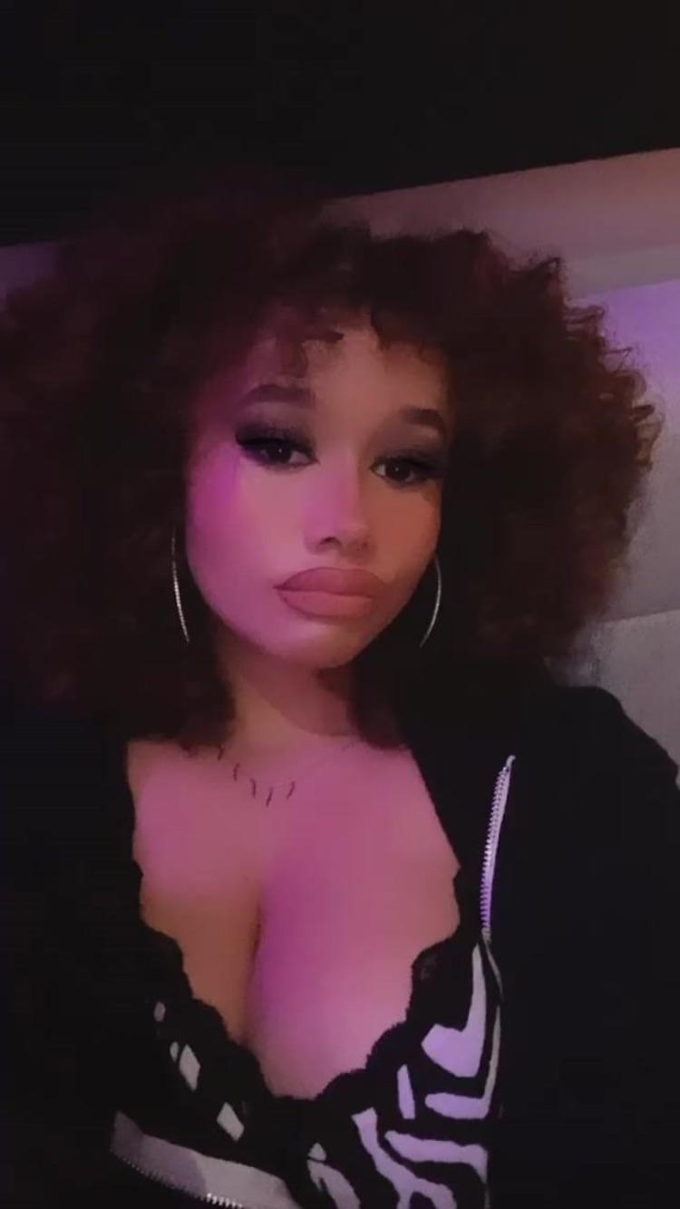 More cleavage | Scrolller