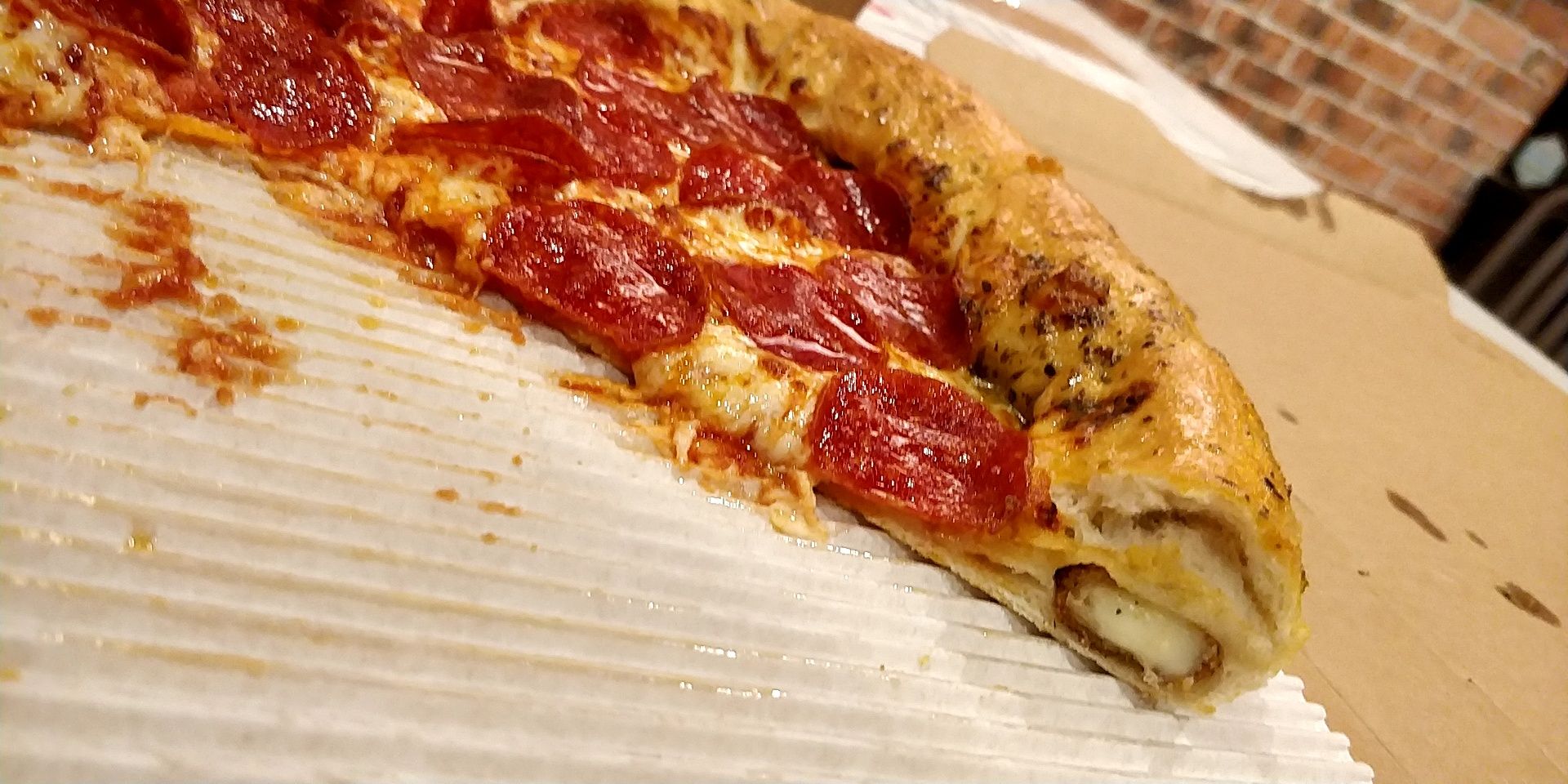 Mozzarella Stick Stuffed Crust Pizza | Scrolller