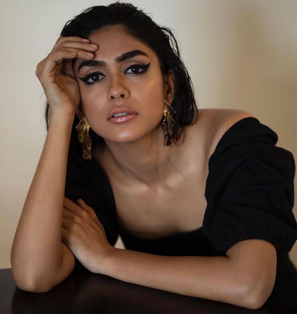 Mrunal Thakur Scrolller 5382