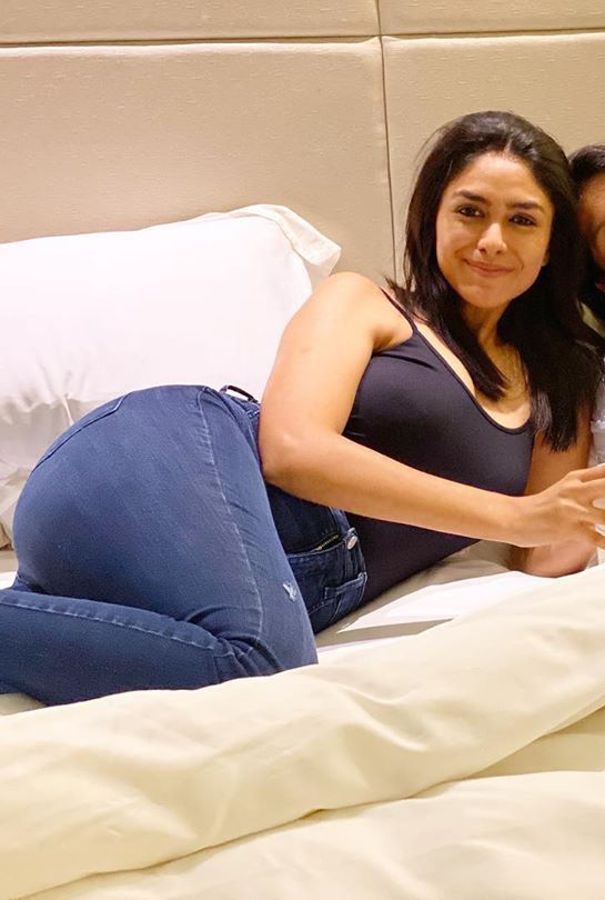 Mrunal Thakur ready in bed | Scrolller