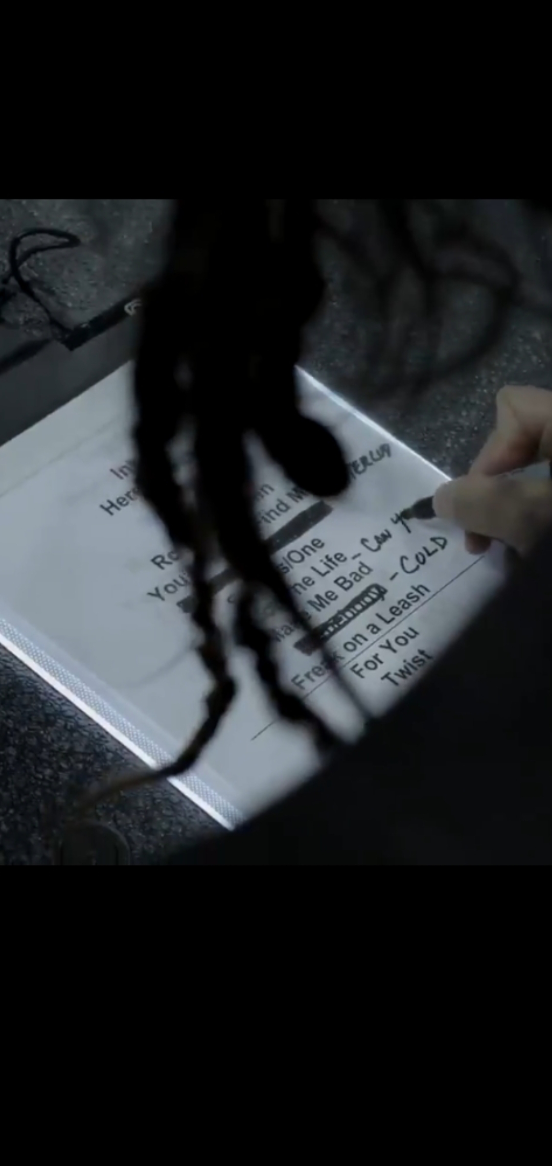 Munky making some changes to the set list for tonight. | Scrolller