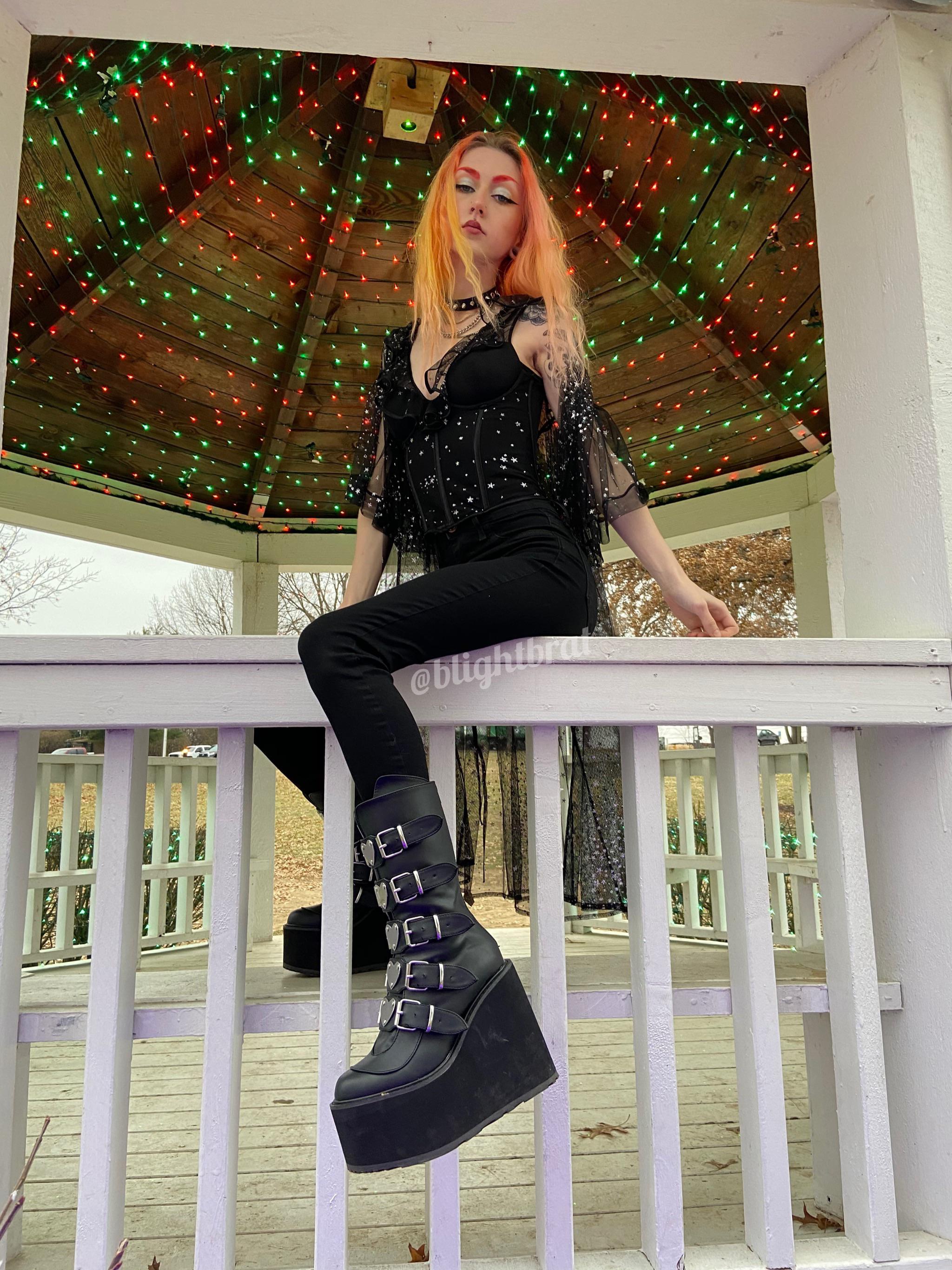 XS goth gf at your service 😝 | Scrolller