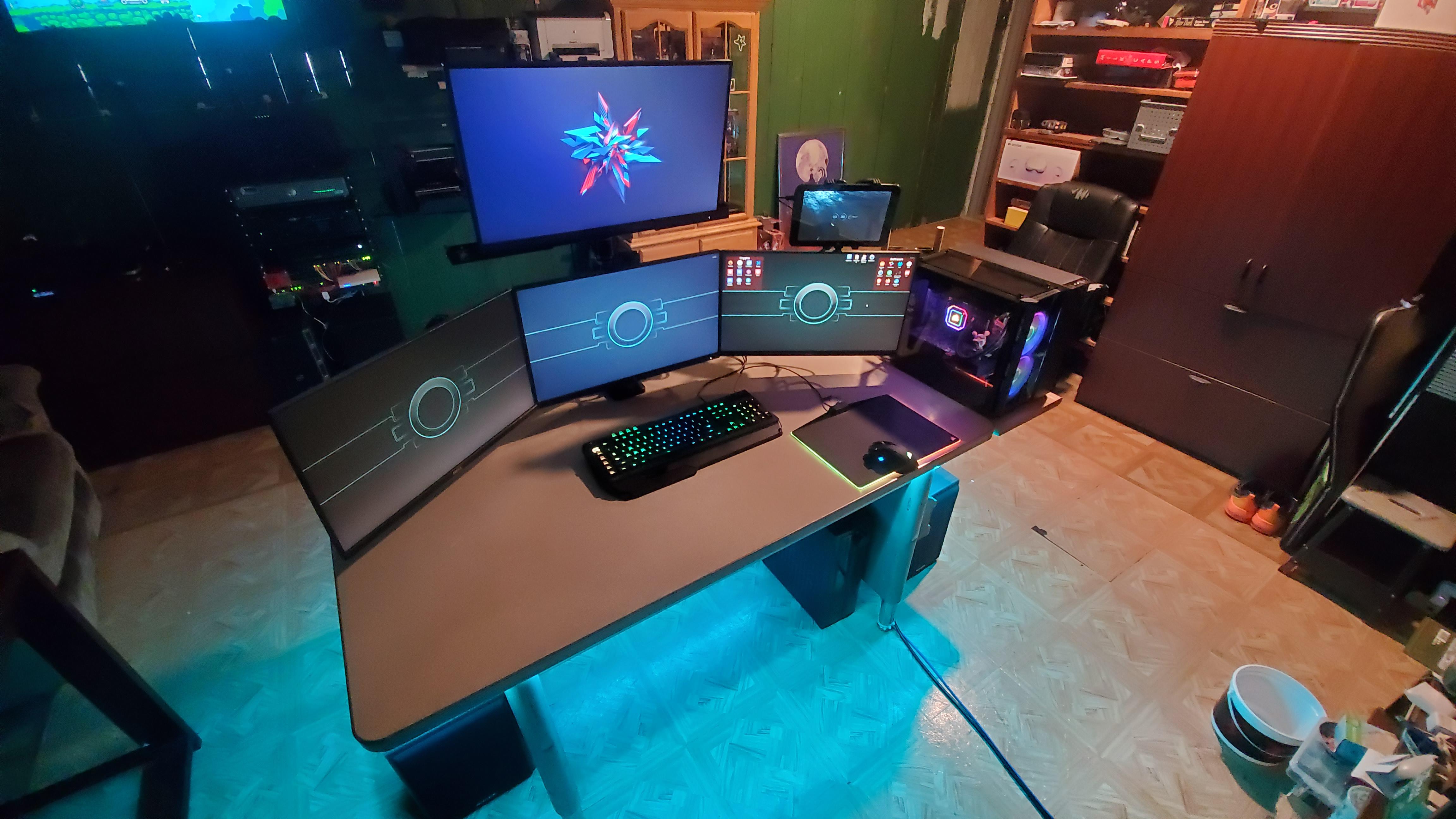 My command center | Scrolller