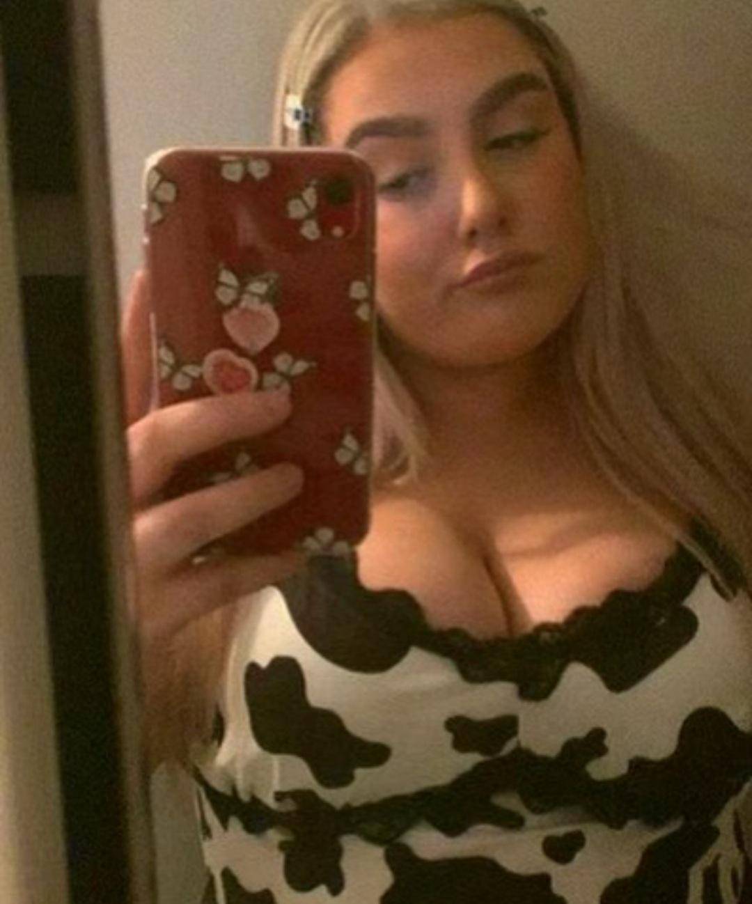 Incredible cleavage | Scrolller