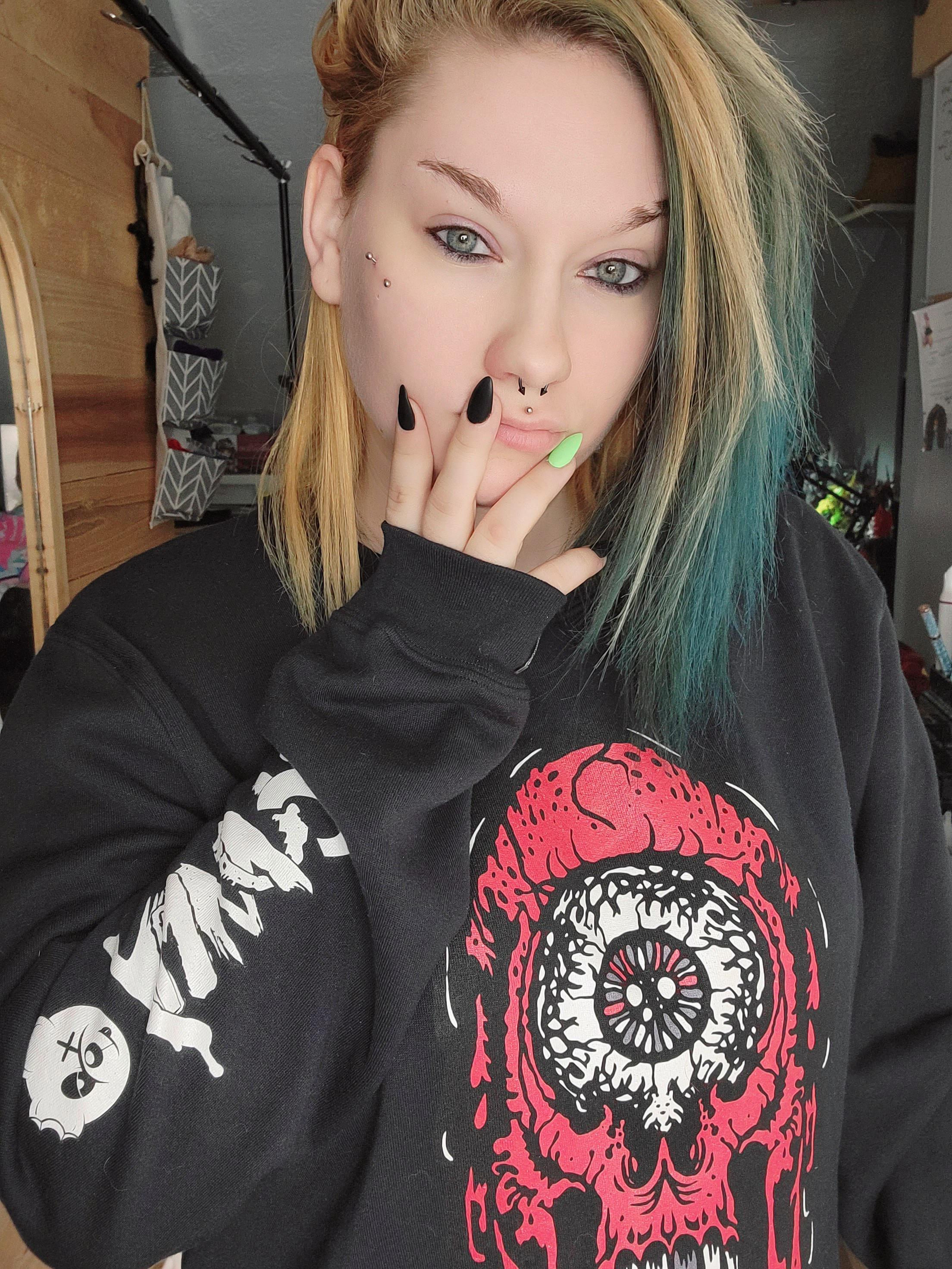 My eye doc wouldn't stop talking about how gorgeous my eyes were today! [OC] [F30] | Scrolller