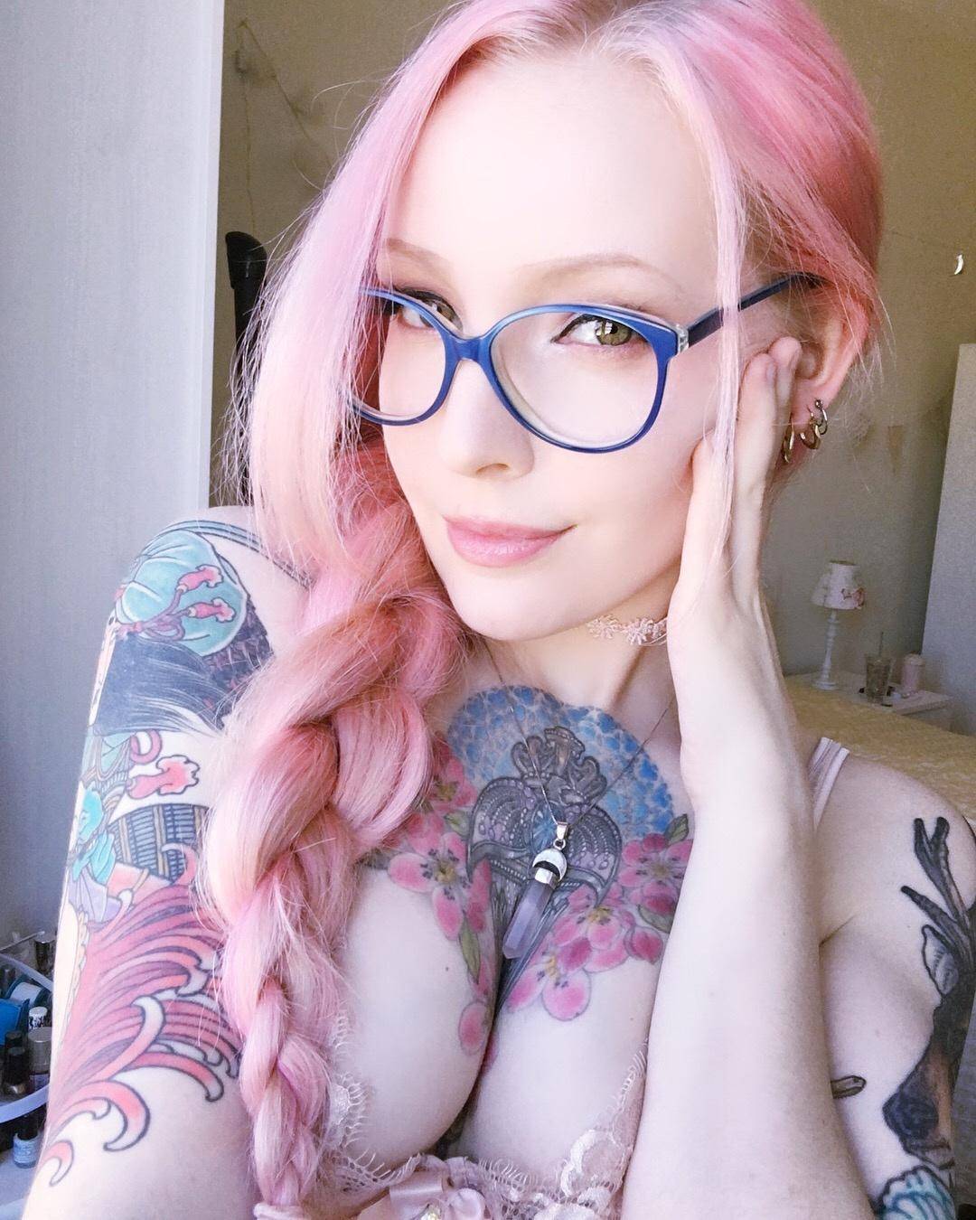 My eyes are up there | Scrolller