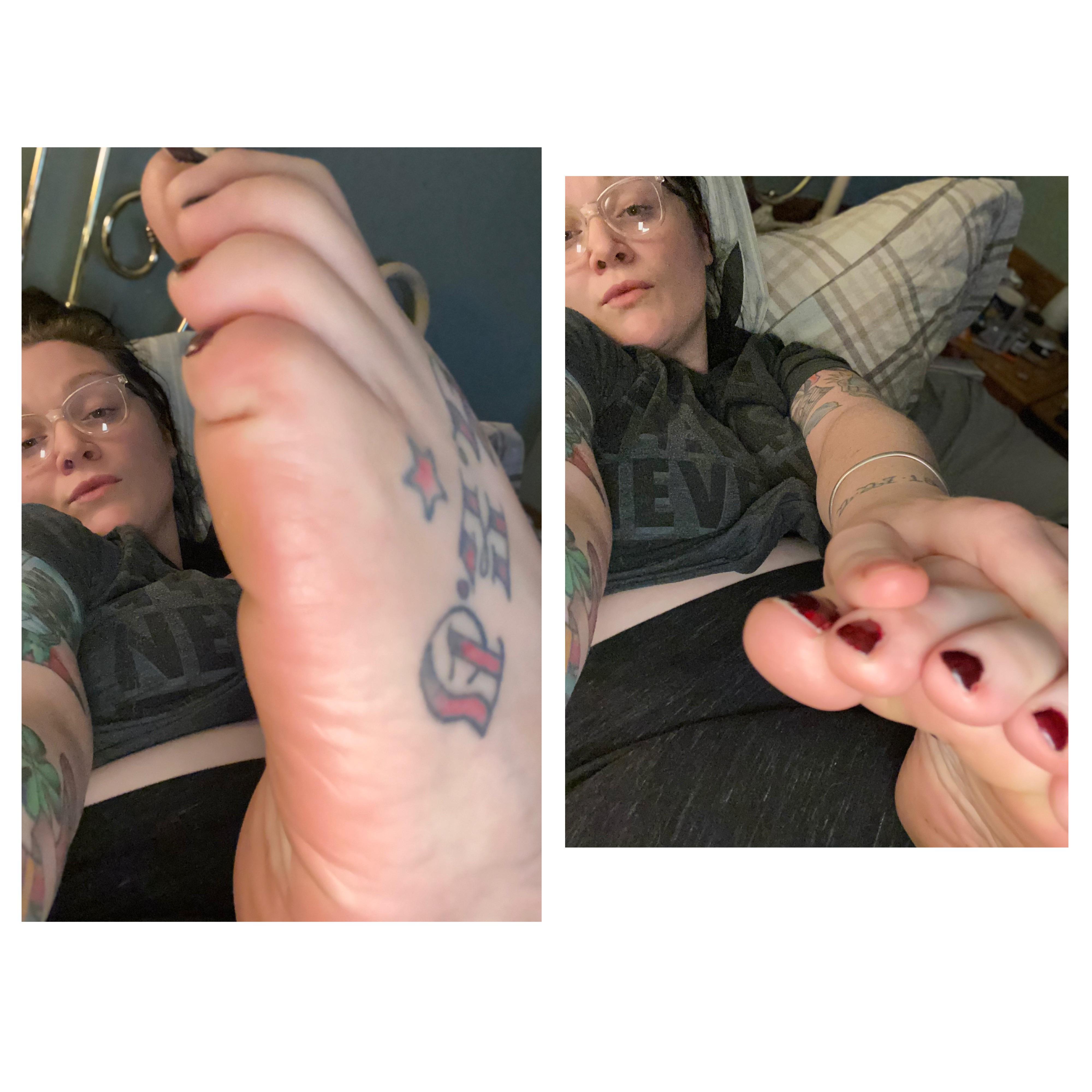 My feet hurt 🖤 | Scrolller