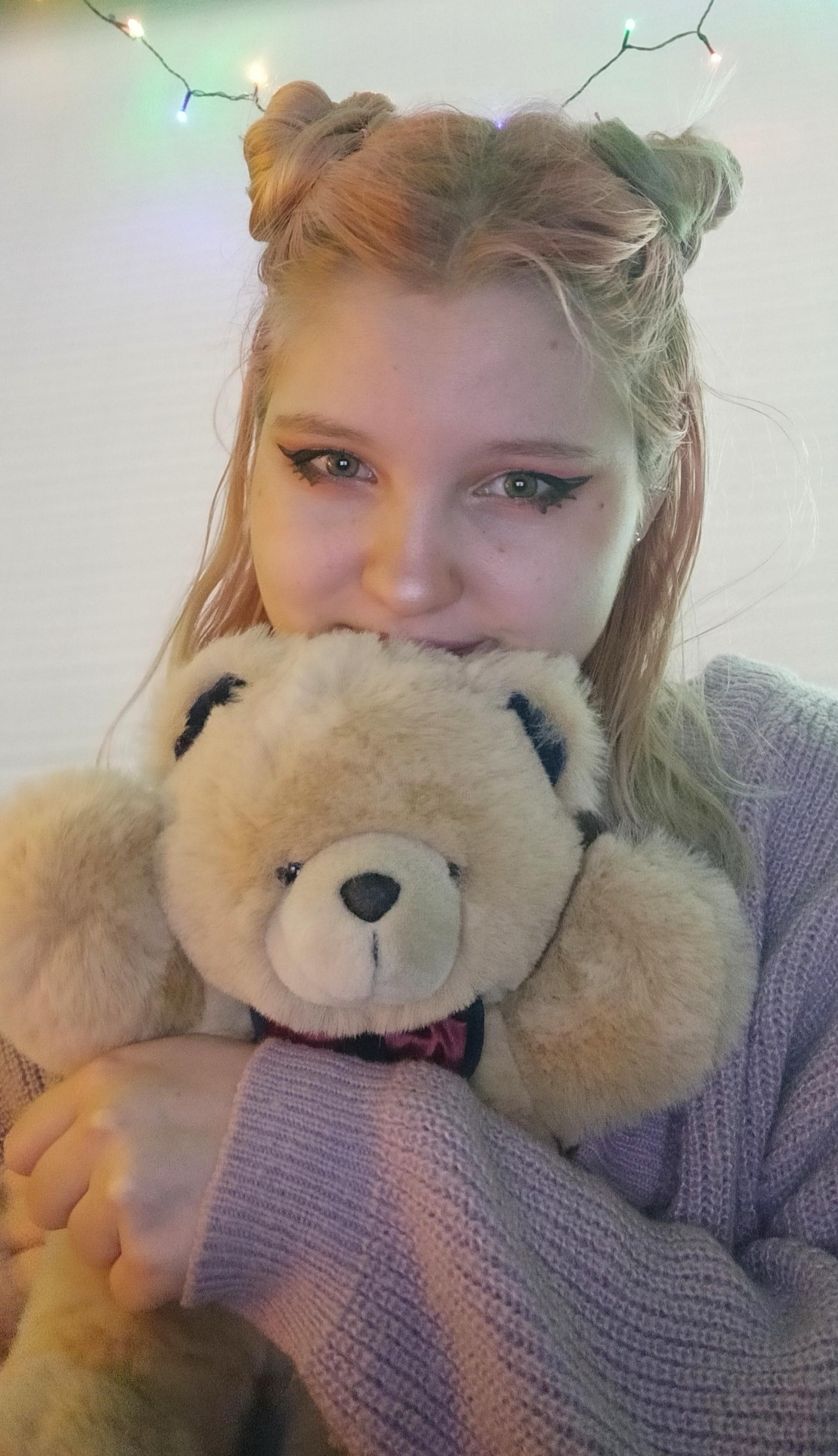 my hair matches mr. bear's ears! fun! 🧸 | Scrolller