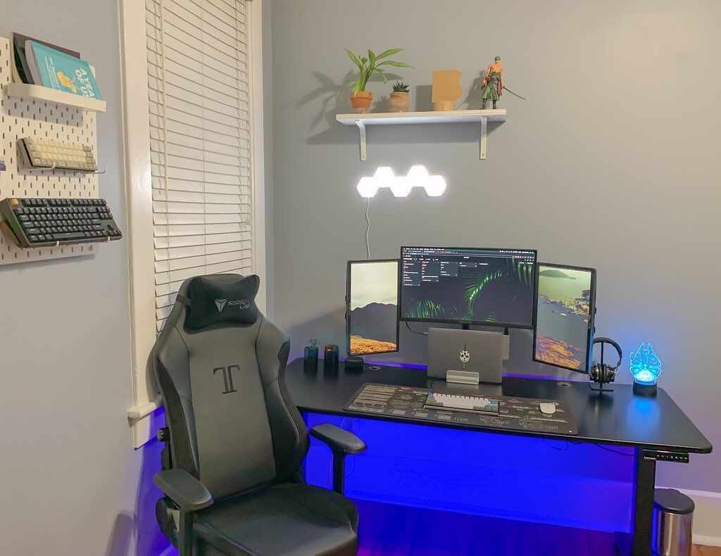 My humble workspace | Scrolller