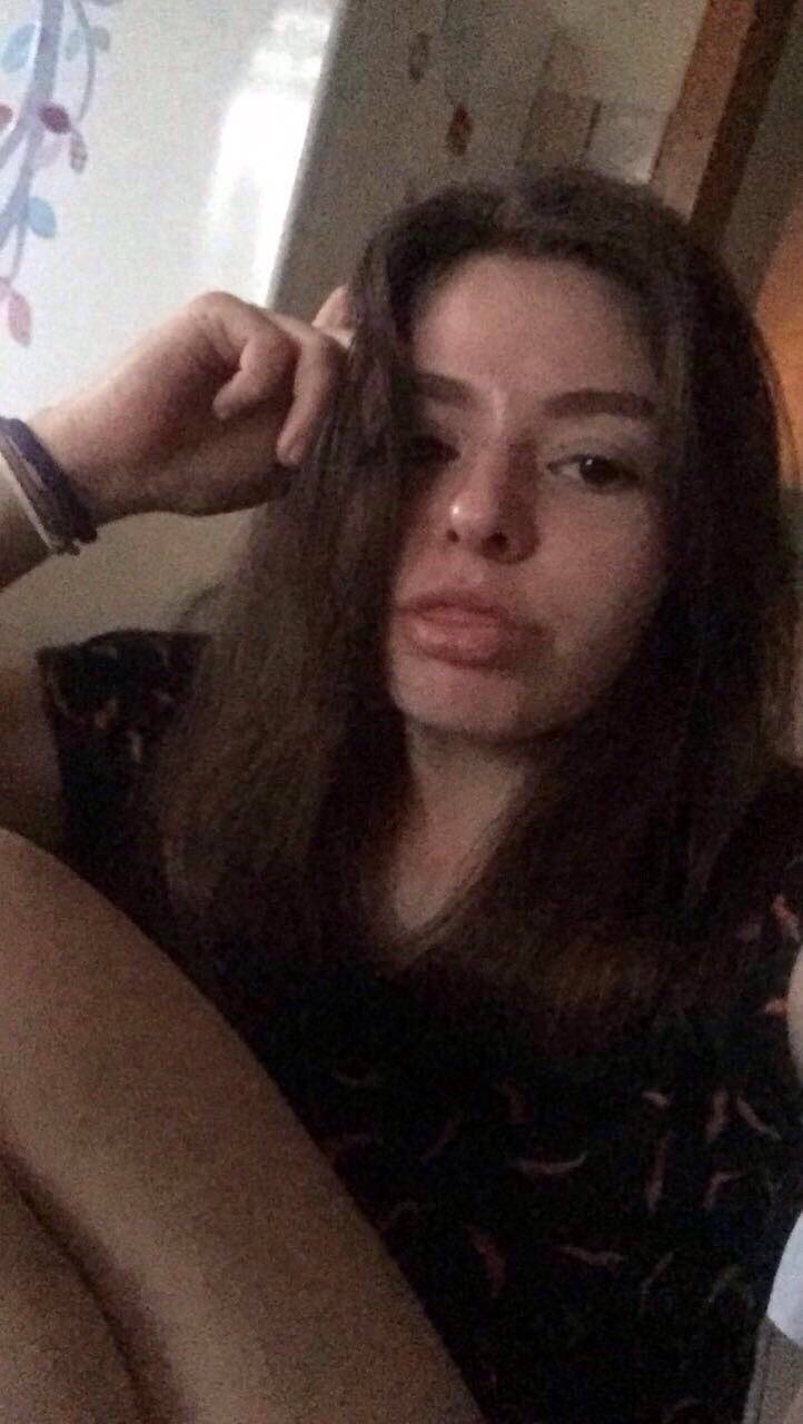 My lips need... | Scrolller