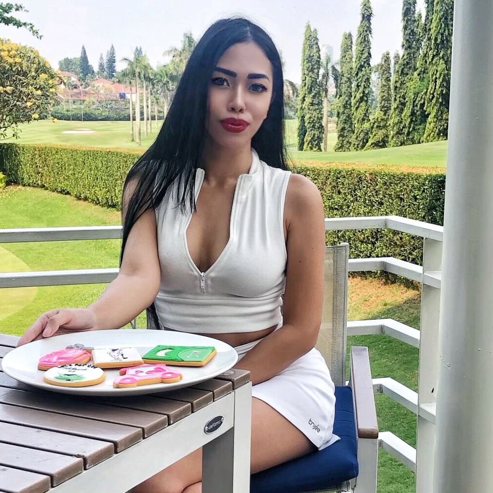 I caused a distraction at the golf driving range | Scrolller